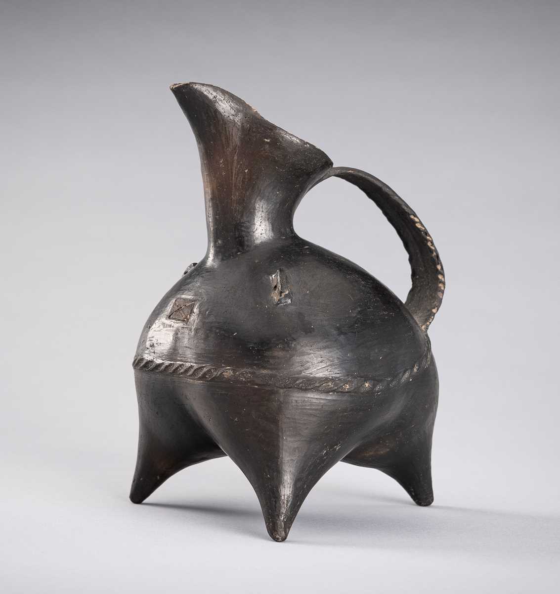 Lot 1168 - A DARK GRAY POTTERY TRIPOD EWER, NEOLITHIC