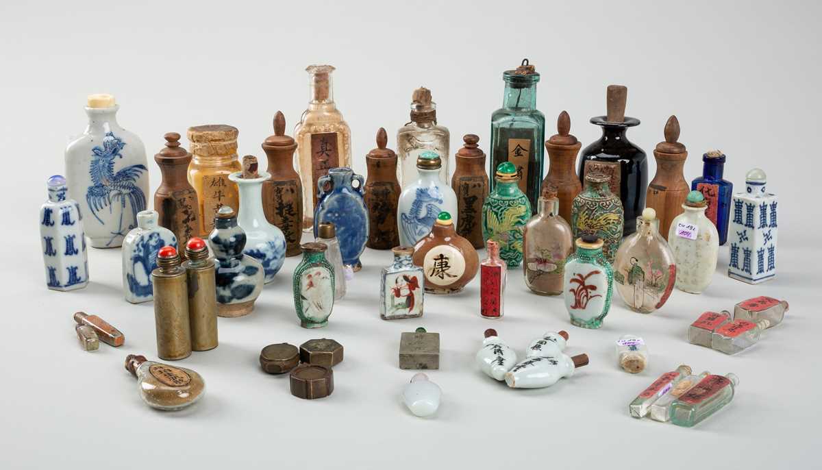 Lot 957 - A GROUP OF 50 SNUFF BOTTLES AND MEDICINE