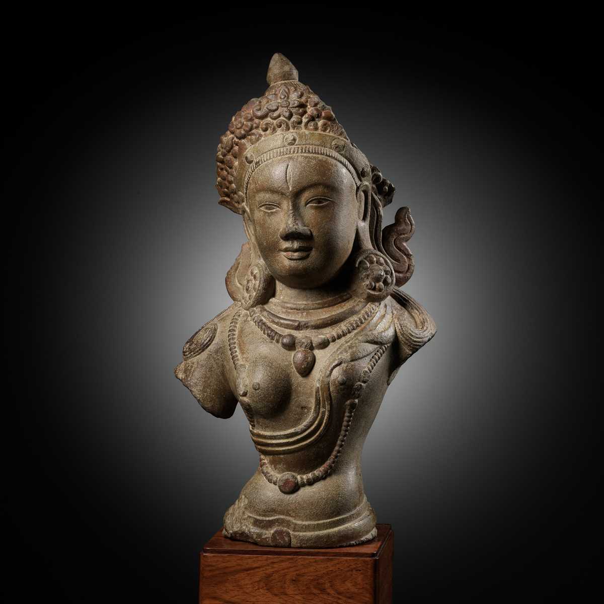 Lot 615 - A SANDSTONE BUST OF A FEMALE BODHISATTVA,