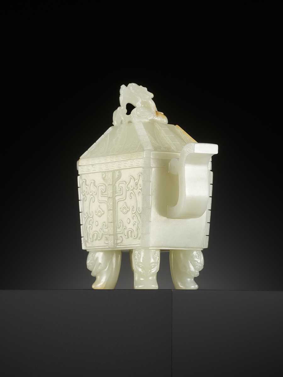 Lot 115 - A WHITE JADE RITUAL ‘DRAGON’ VESSEL AND