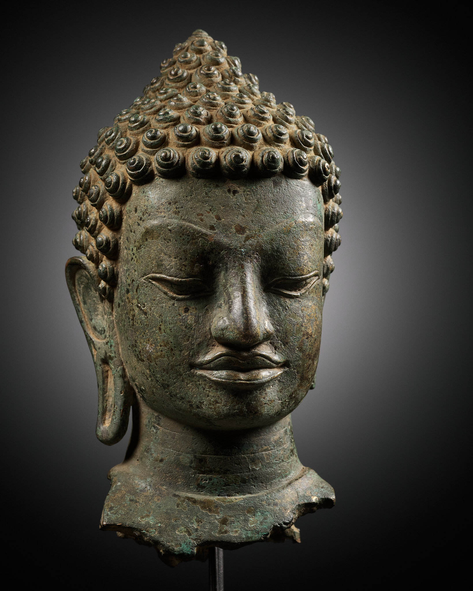 Lot 168 - A RARE AND LARGE BRONZE HEAD OF BUDDHA, MON