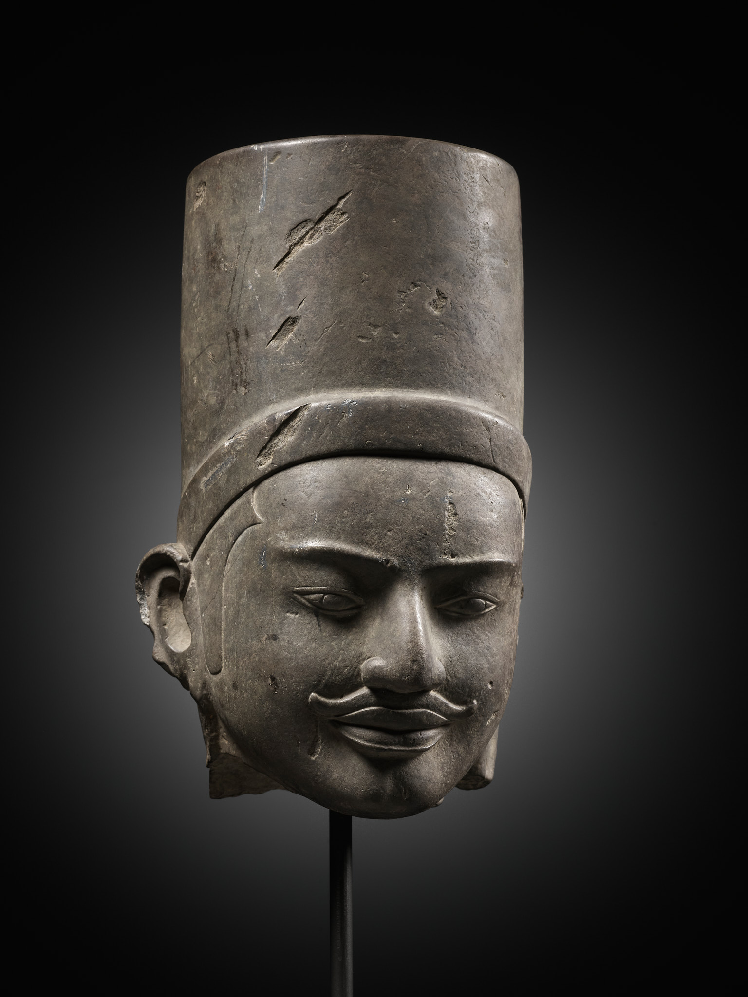 Lot 184 - A GRAY SANDSTONE HEAD OF VISHNU, KHMER,