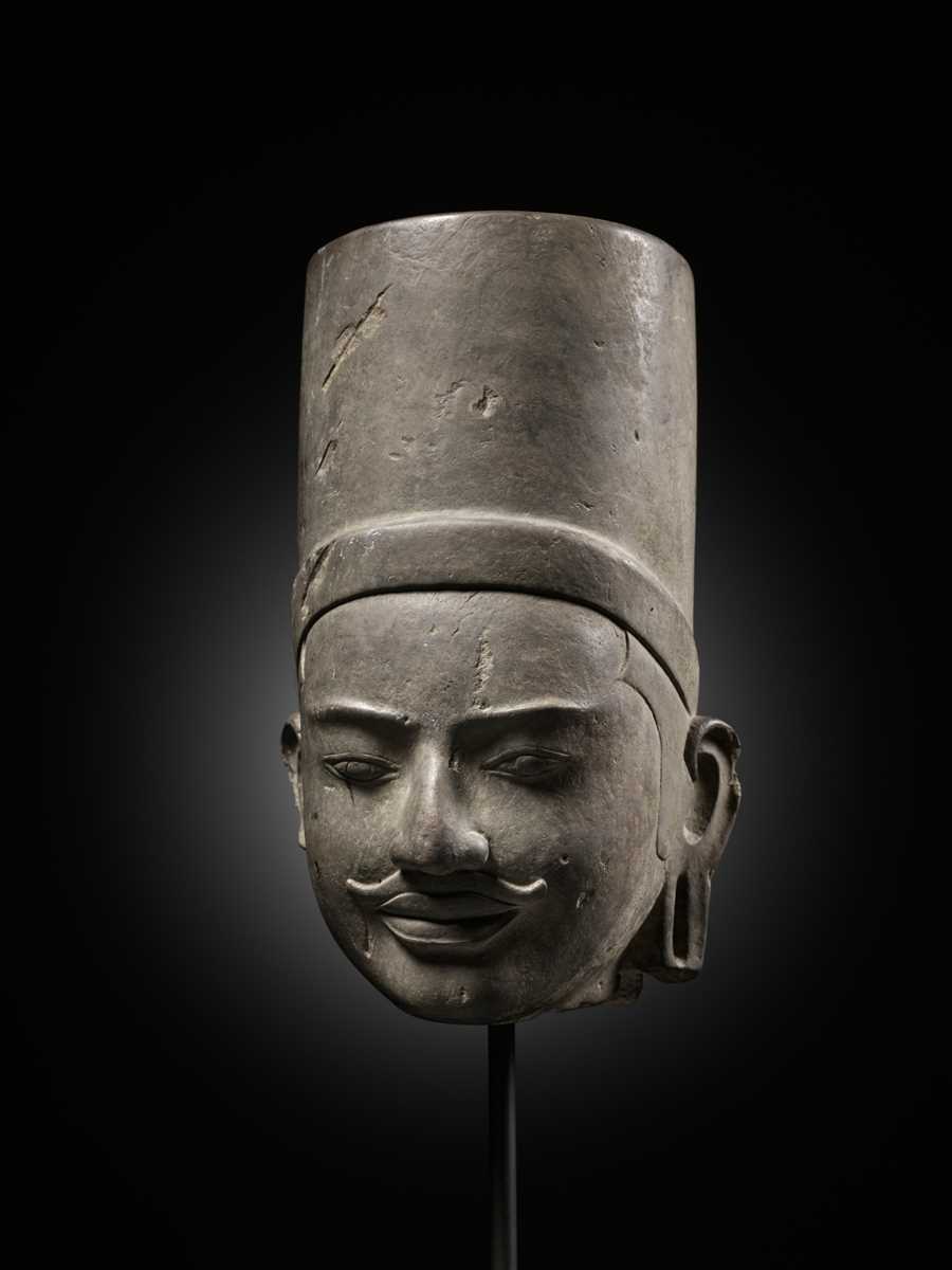 Lot 184 - A GRAY SANDSTONE HEAD OF VISHNU, KHMER,