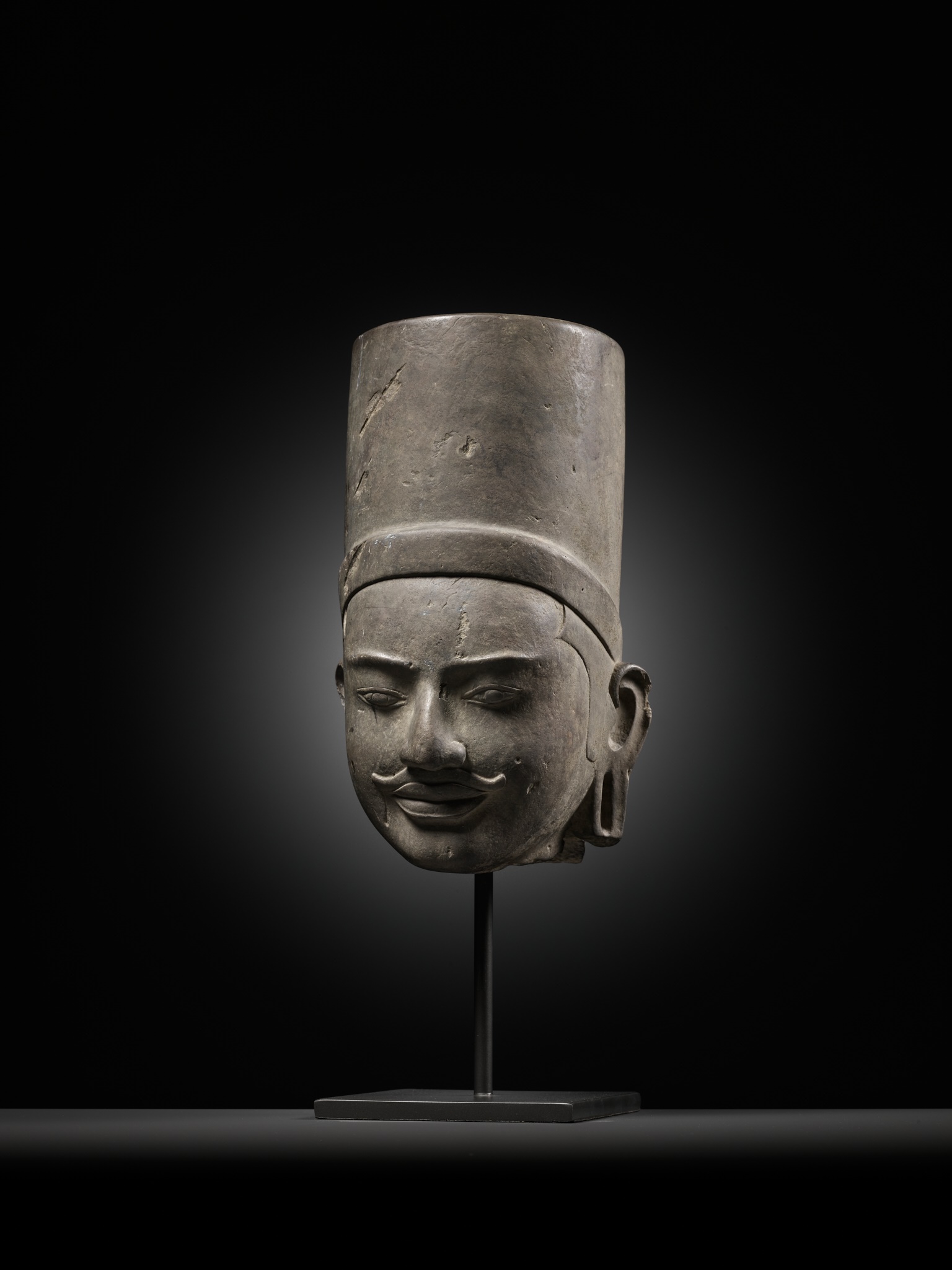 Lot 184 - A GRAY SANDSTONE HEAD OF VISHNU, KHMER,