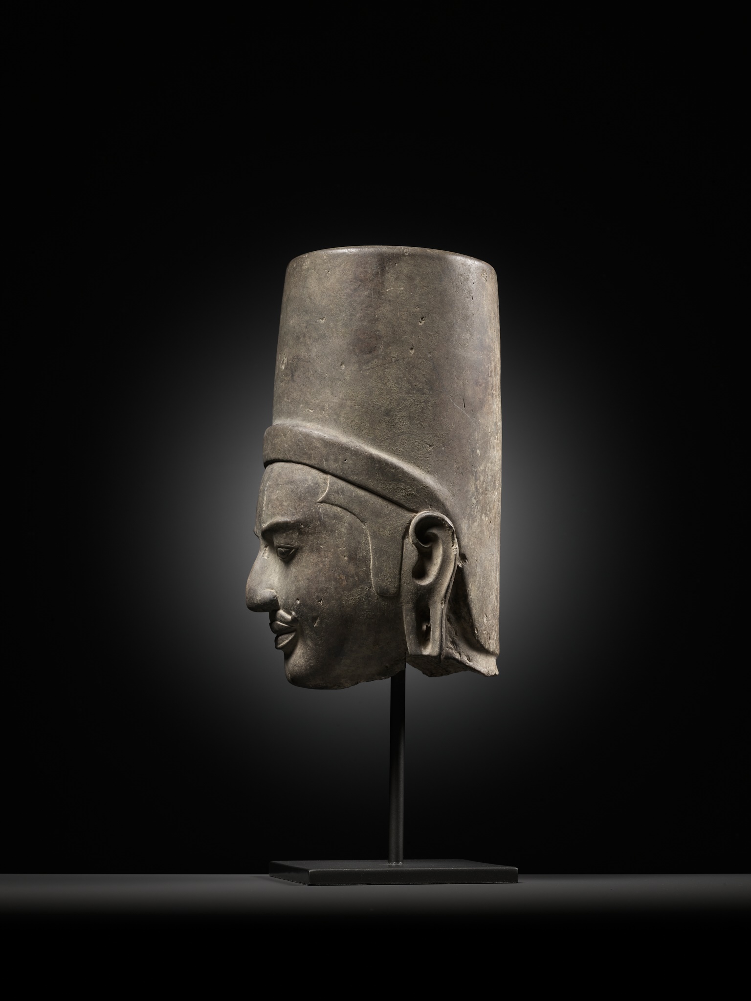 Lot 184 - A GRAY SANDSTONE HEAD OF VISHNU, KHMER,