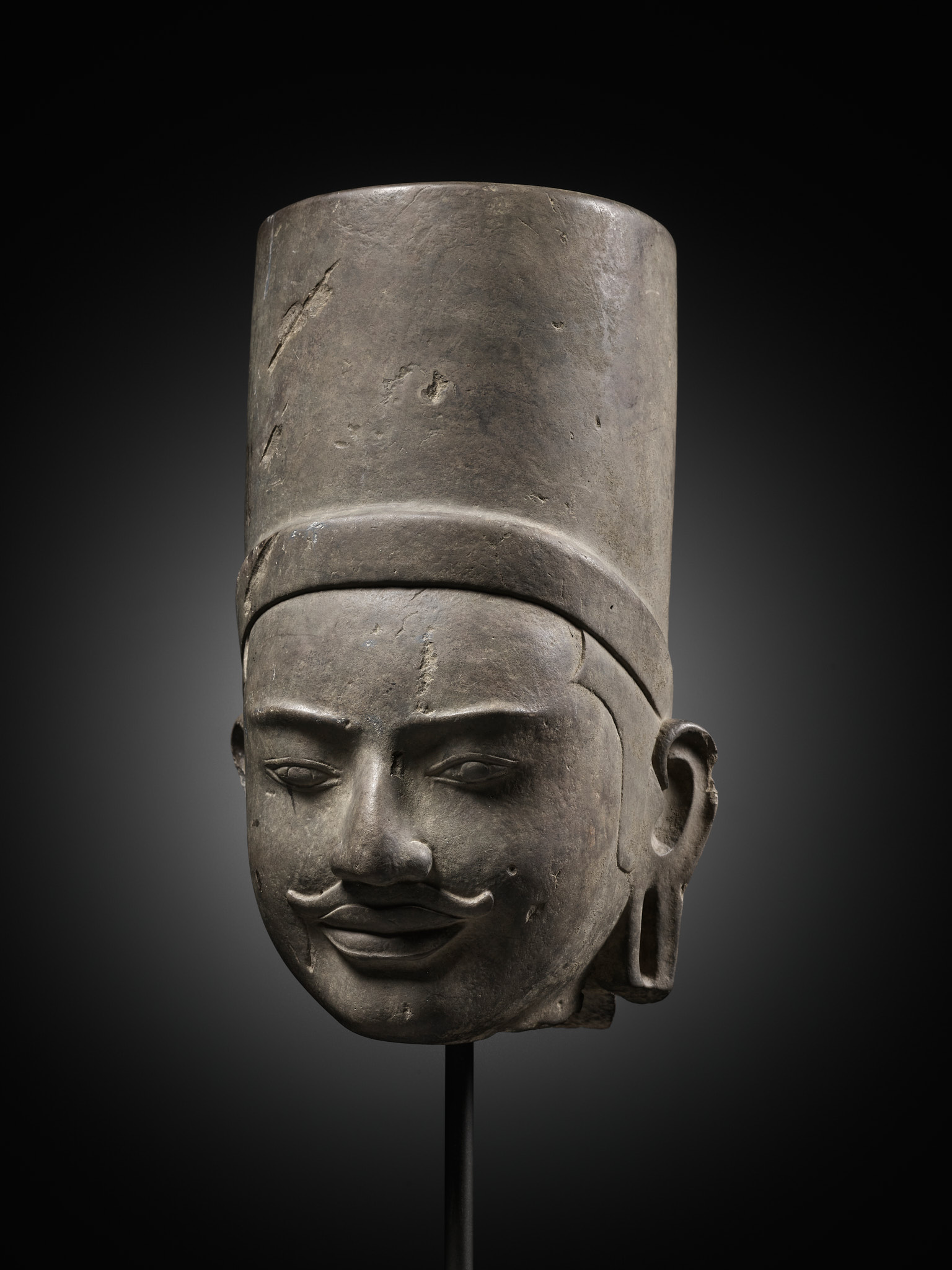 Lot 184 - A GRAY SANDSTONE HEAD OF VISHNU, KHMER,