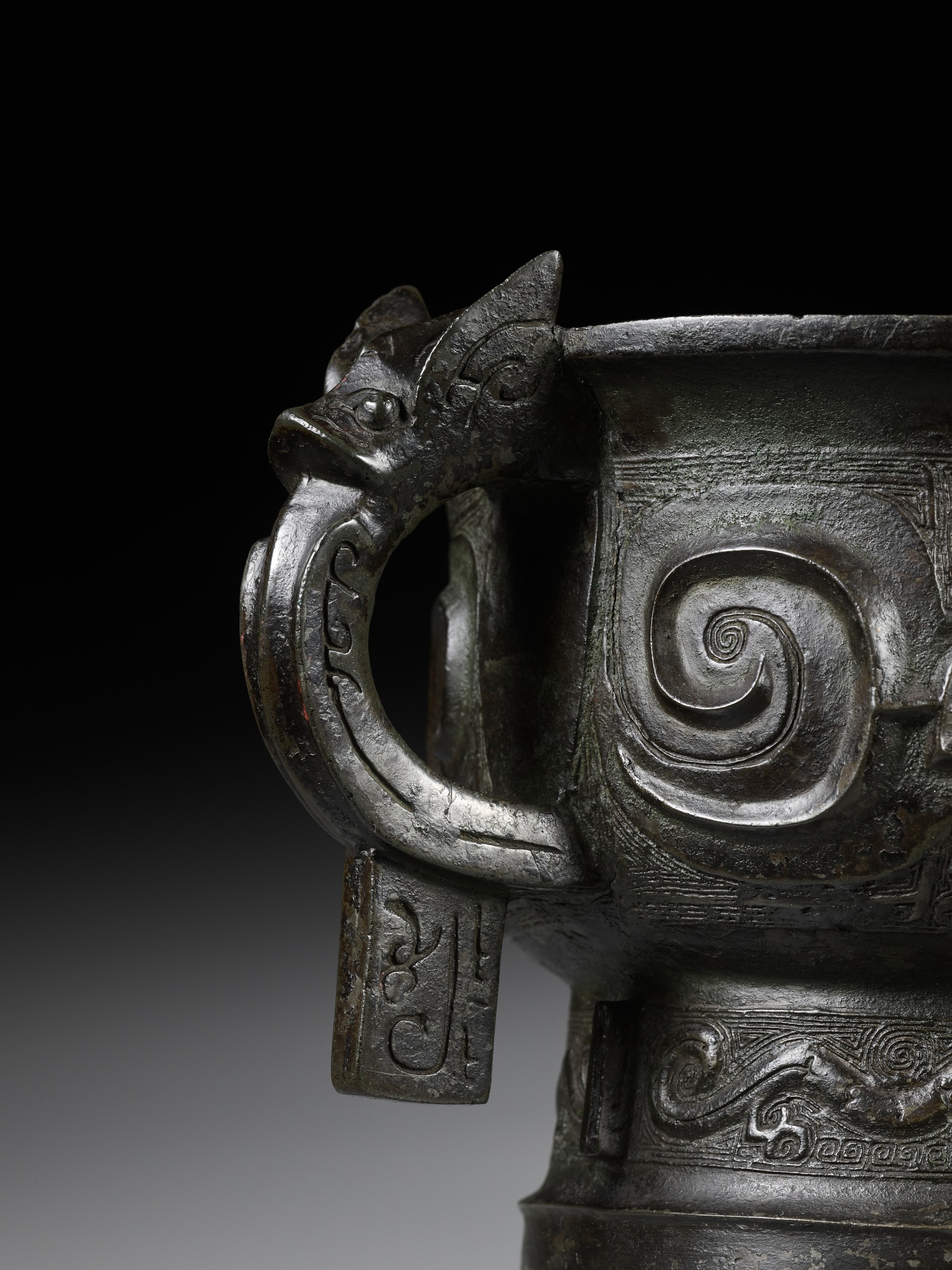 Lot 61 - AN ARCHAIC BRONZE RITUAL FOOD VESSEL, GUI,