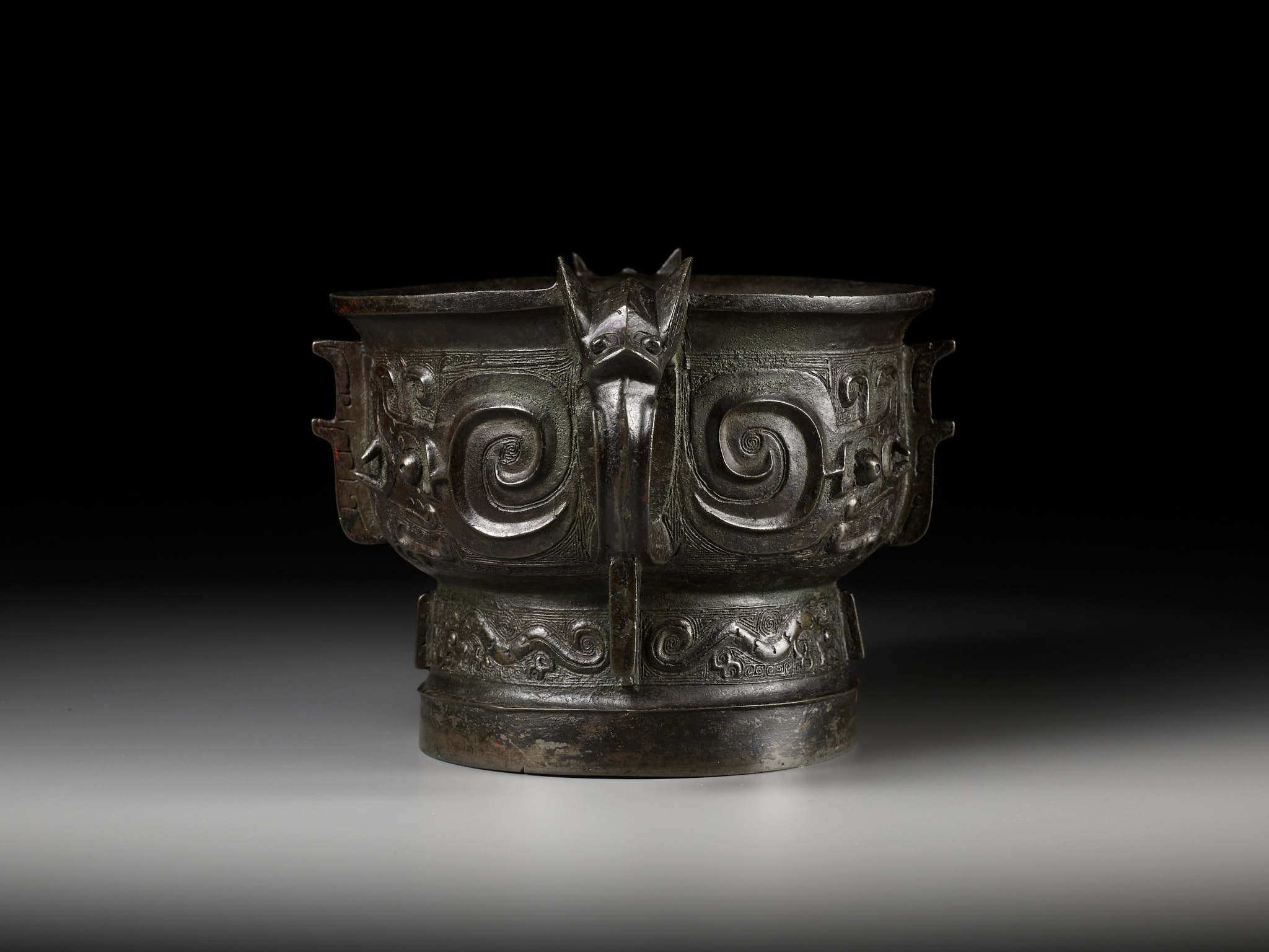 Lot 61 - AN ARCHAIC BRONZE RITUAL FOOD VESSEL, GUI,