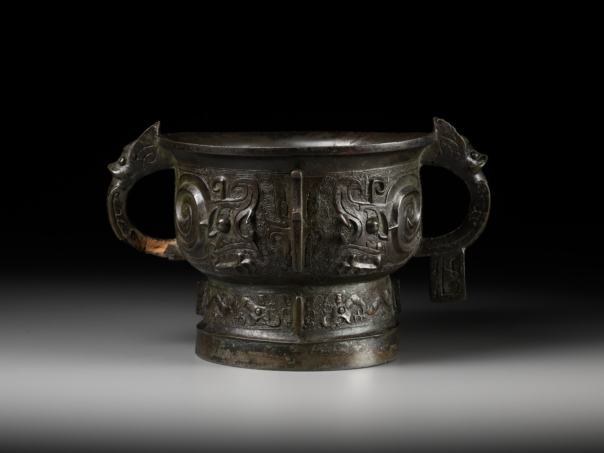 Lot 61 - AN ARCHAIC BRONZE RITUAL FOOD VESSEL, GUI,