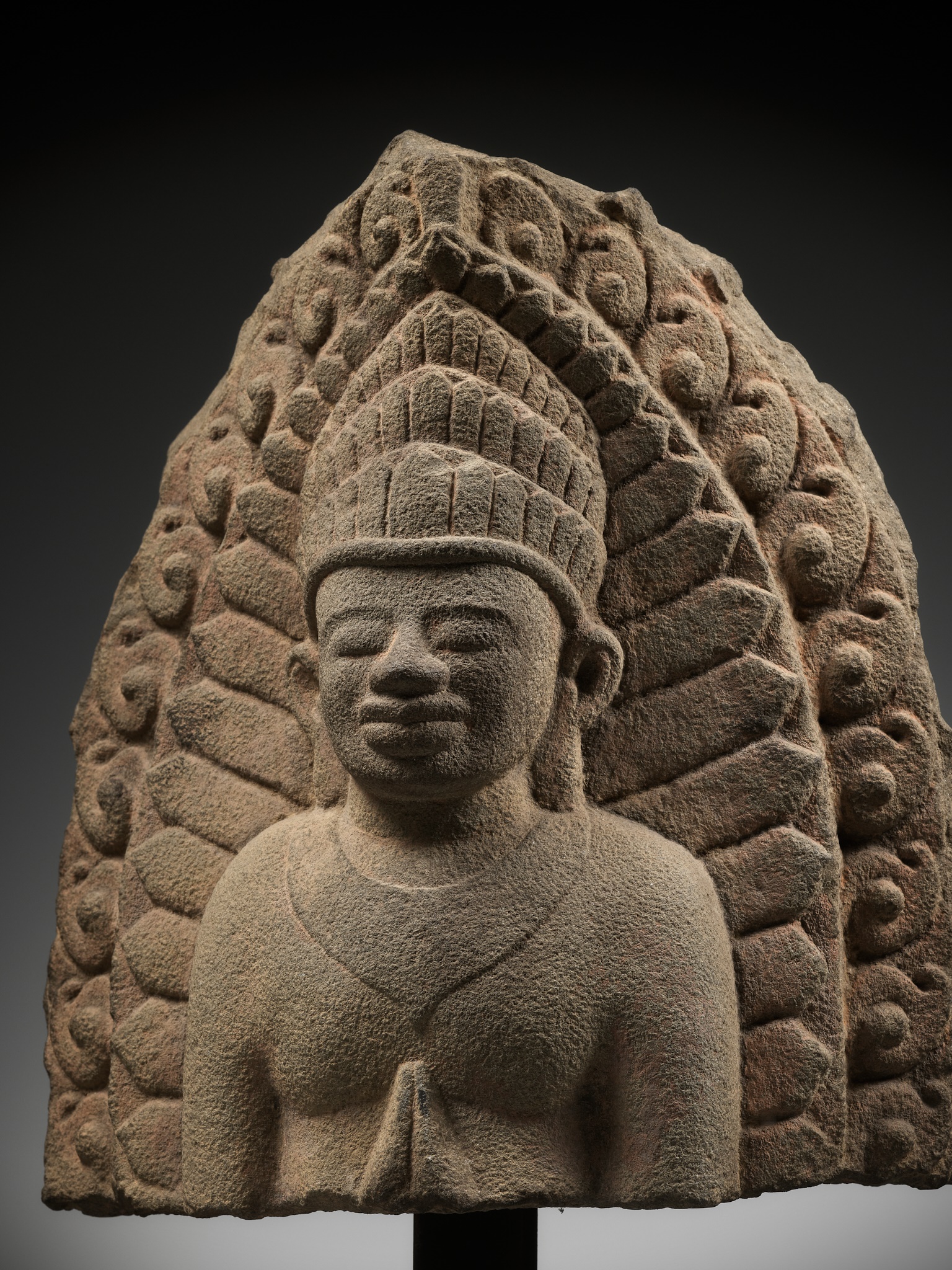 Lot 201 - A SANDSTONE RELIEF OF AN ADORING APSARA,
