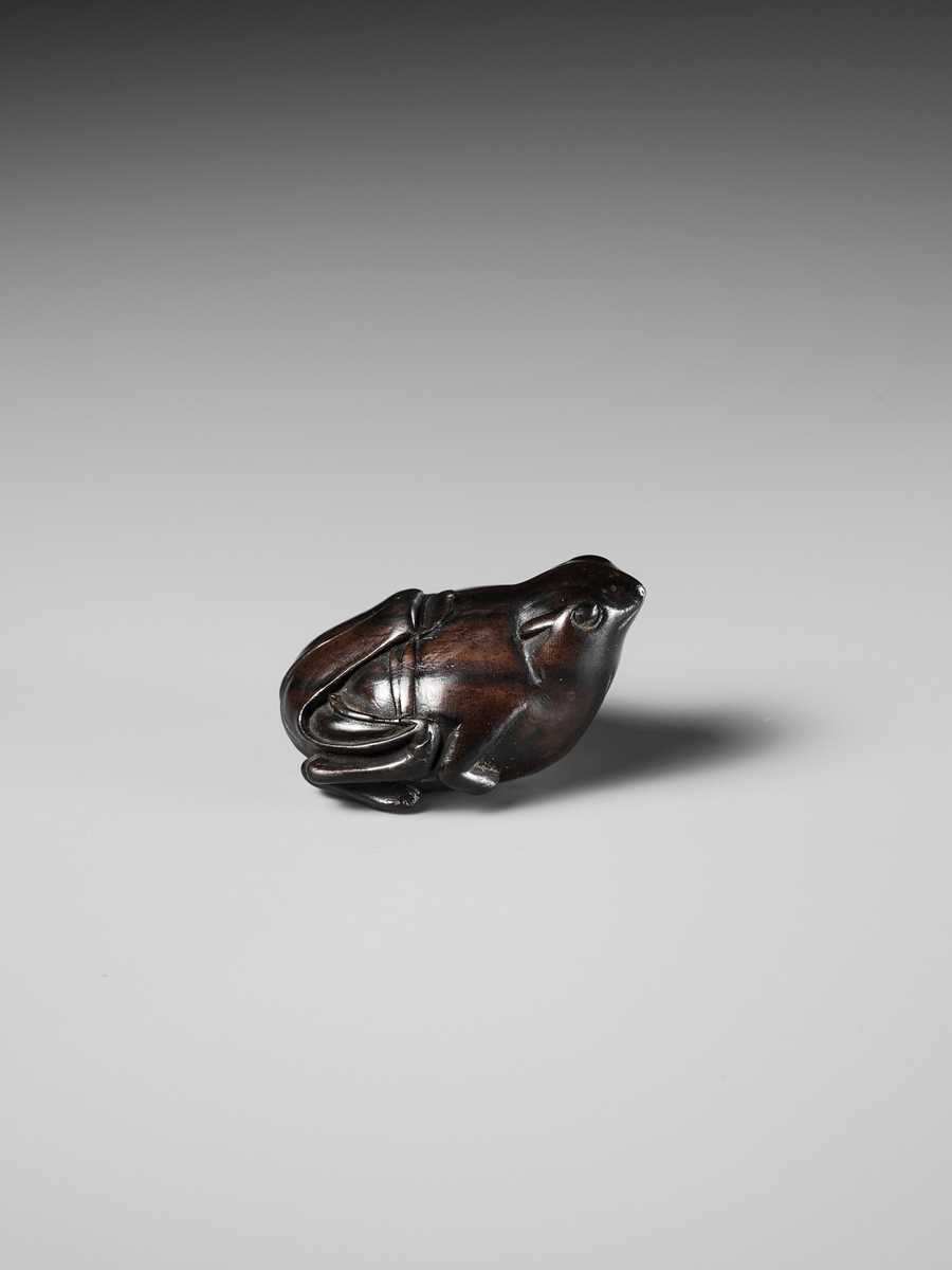 Lot 34 - A RARE DARK WOOD NETSUKE OF A SUMO WRESTLING