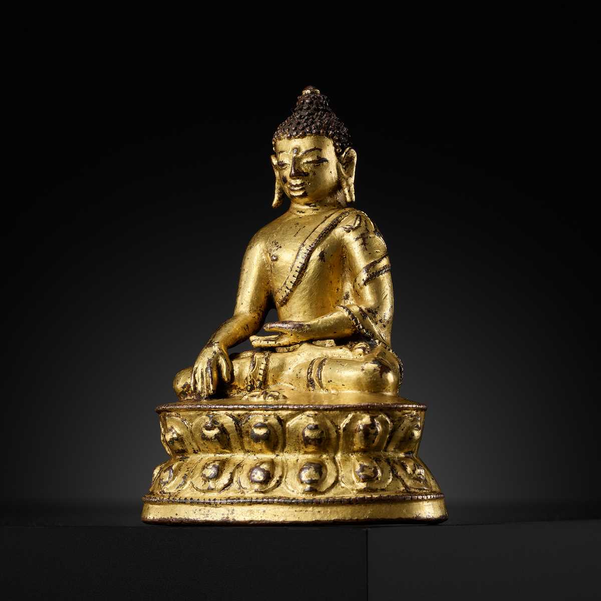 Lot 293 - A SMALL GILT BRONZE FIGURE OF BUDDHA