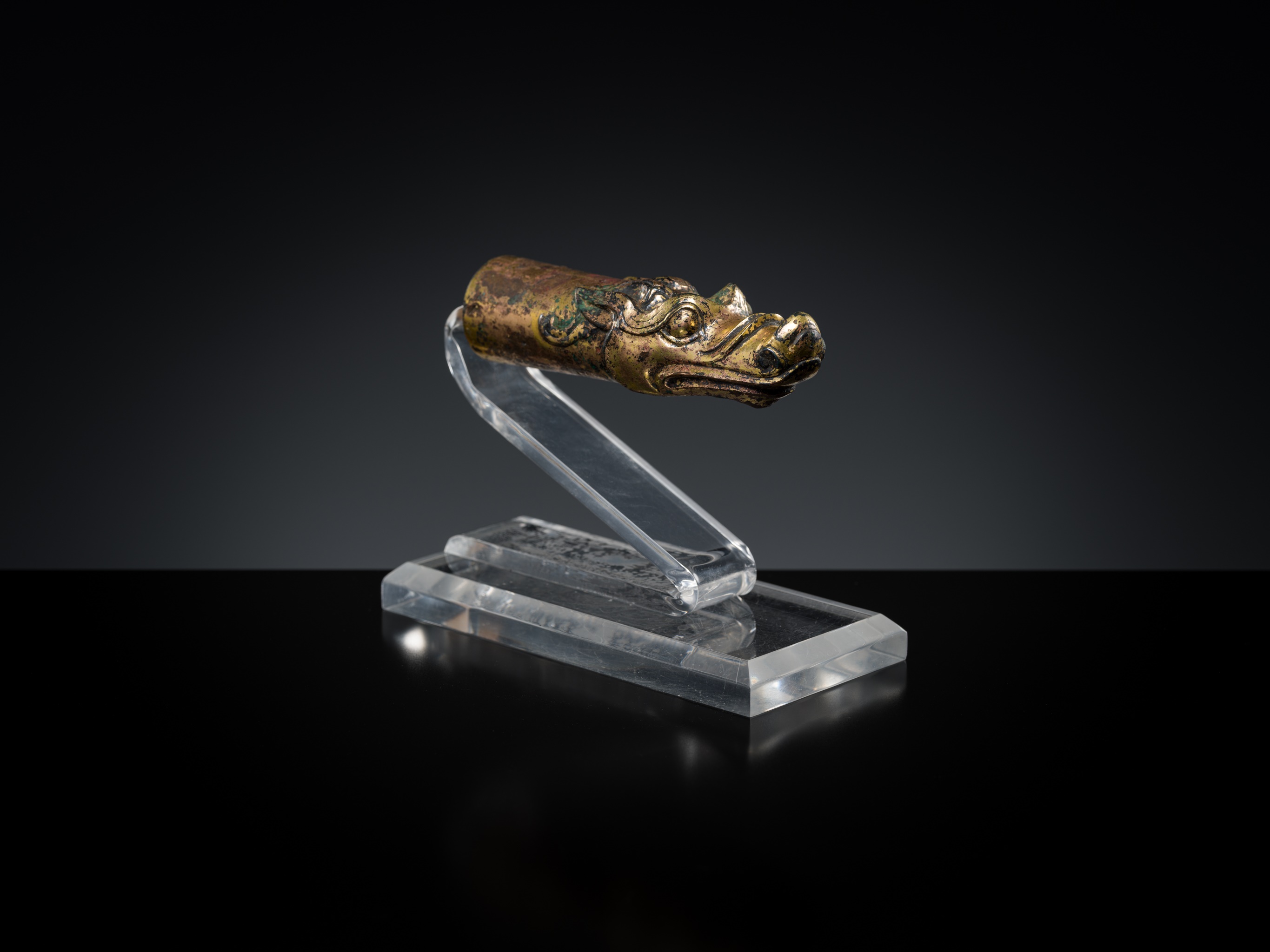 Lot 68 - A GILT BRONZE ‘DRAGON-HEAD’ CHARIOT TERMINAL,