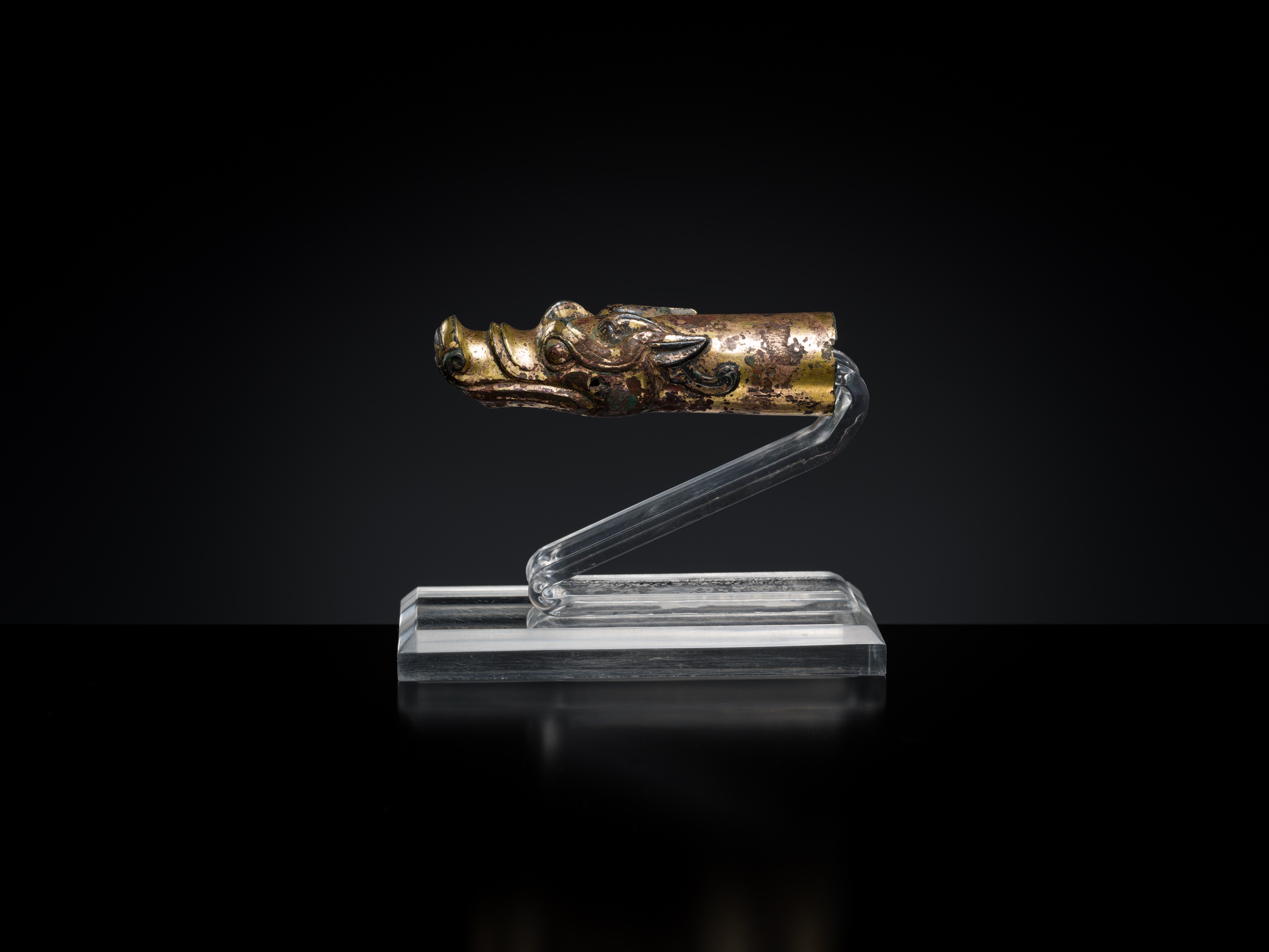 Lot 68 - A GILT BRONZE ‘DRAGON-HEAD’ CHARIOT TERMINAL,