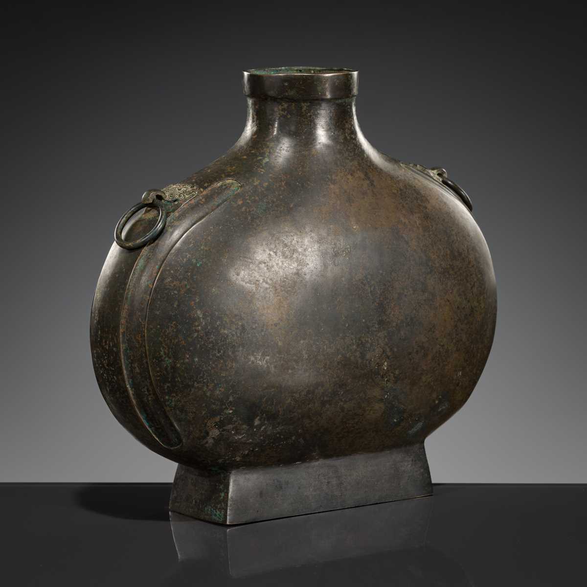 Lot 374 - A BRONZE WINE VESSEL WITH TAOTIE MASK RINGS,