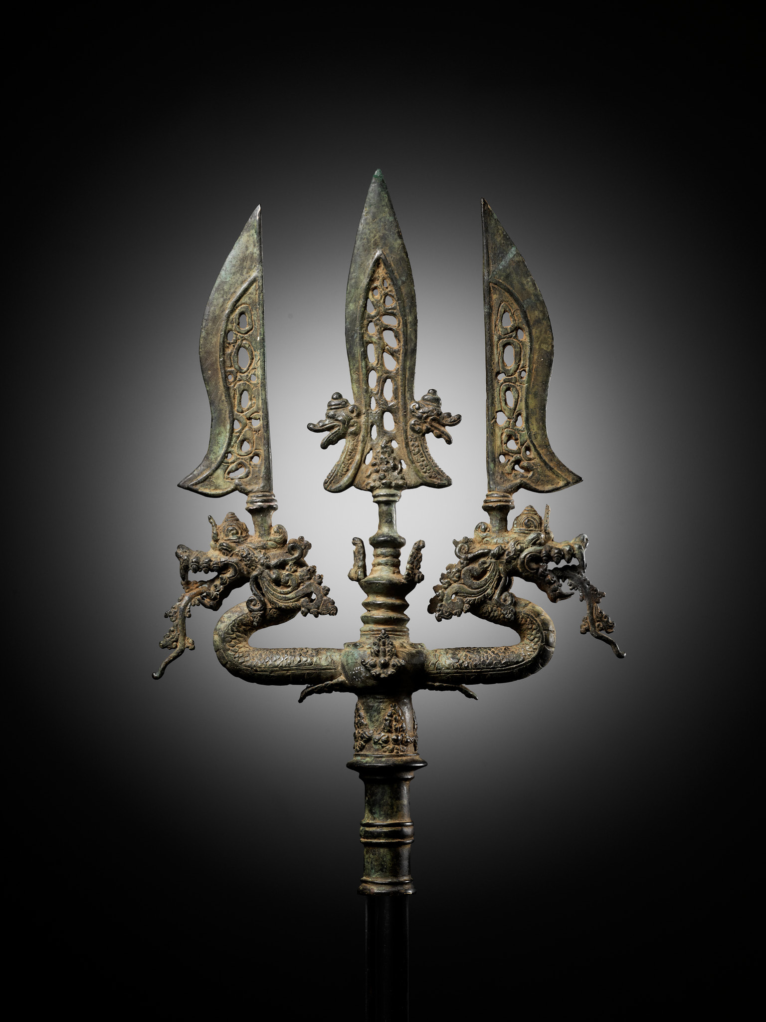 Lot 203 - A LARGE BRONZE TRISULA-FORM HALBERD HEAD