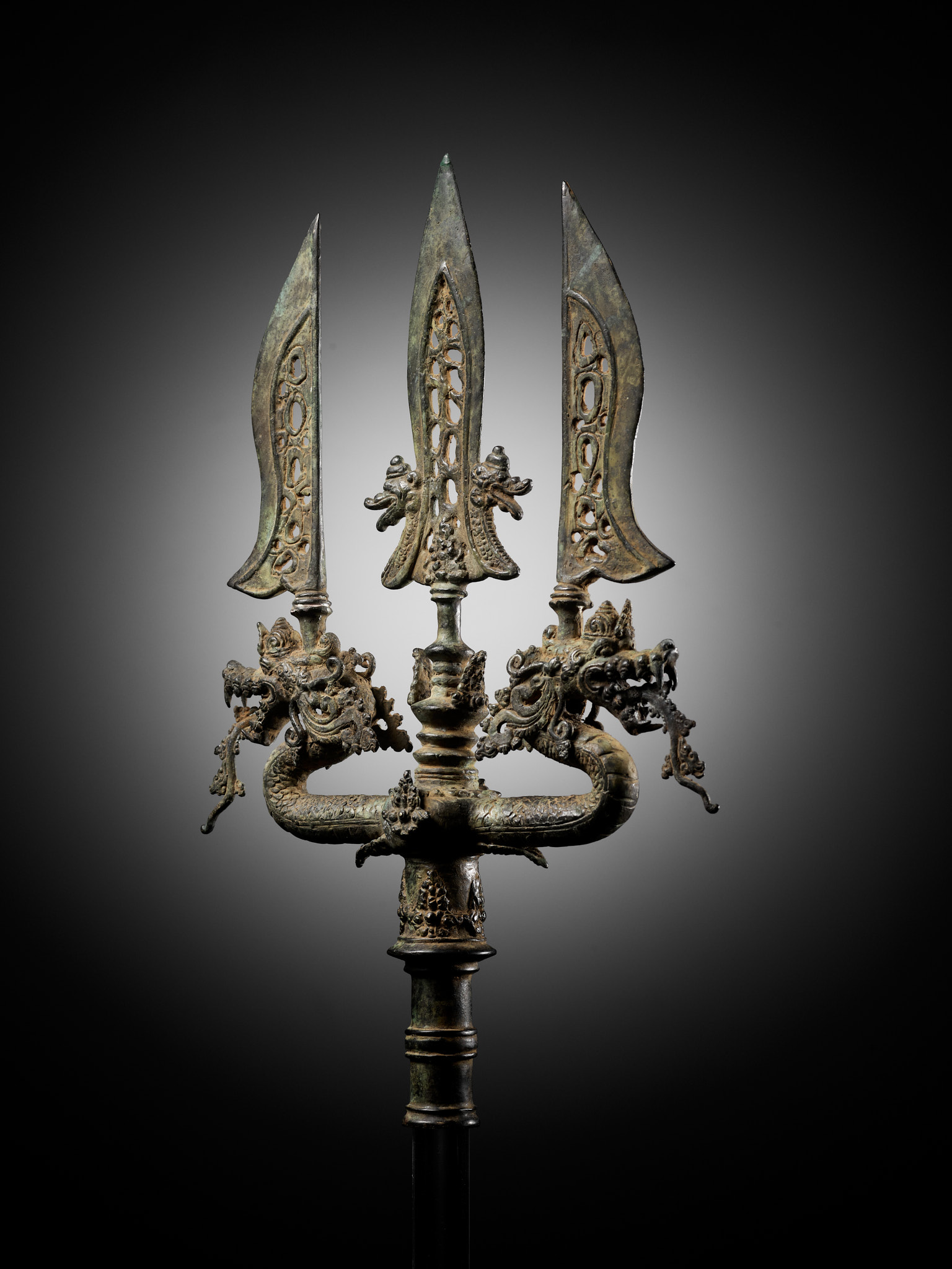 Lot 203 - A LARGE BRONZE TRISULA-FORM HALBERD HEAD