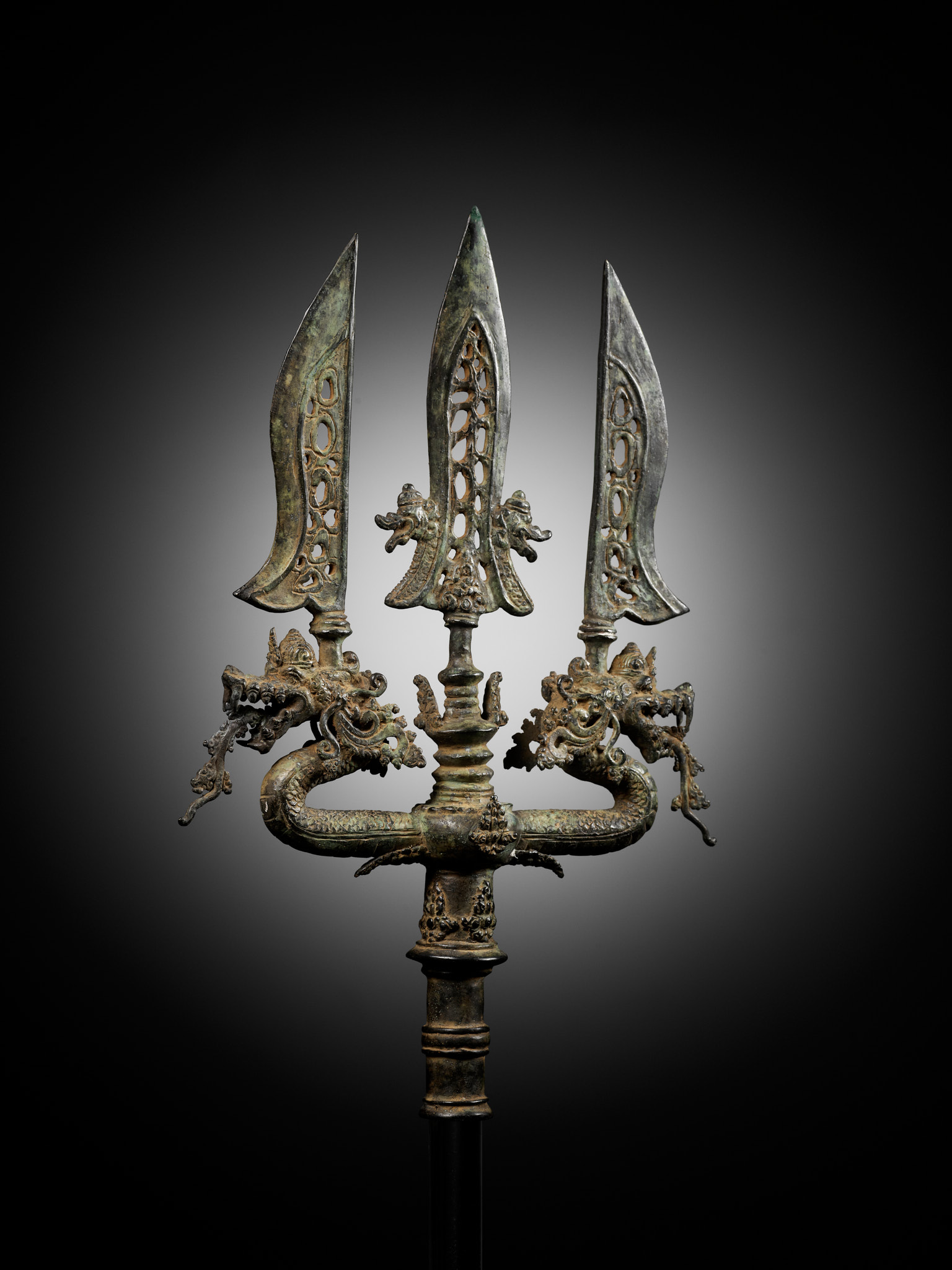 Lot 203 - A LARGE BRONZE TRISULA-FORM HALBERD HEAD