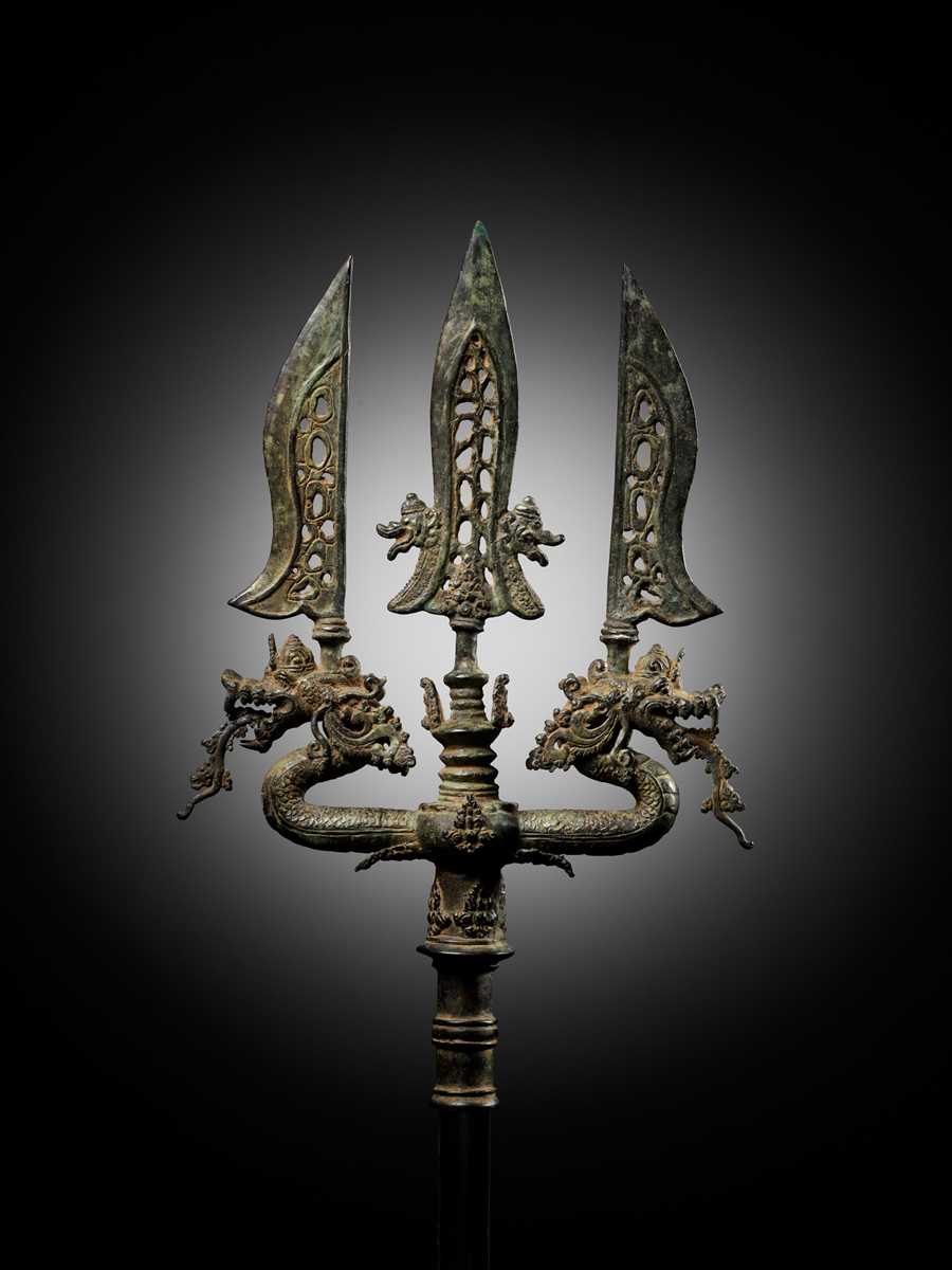 Lot 203 - A LARGE BRONZE TRISULA-FORM HALBERD HEAD