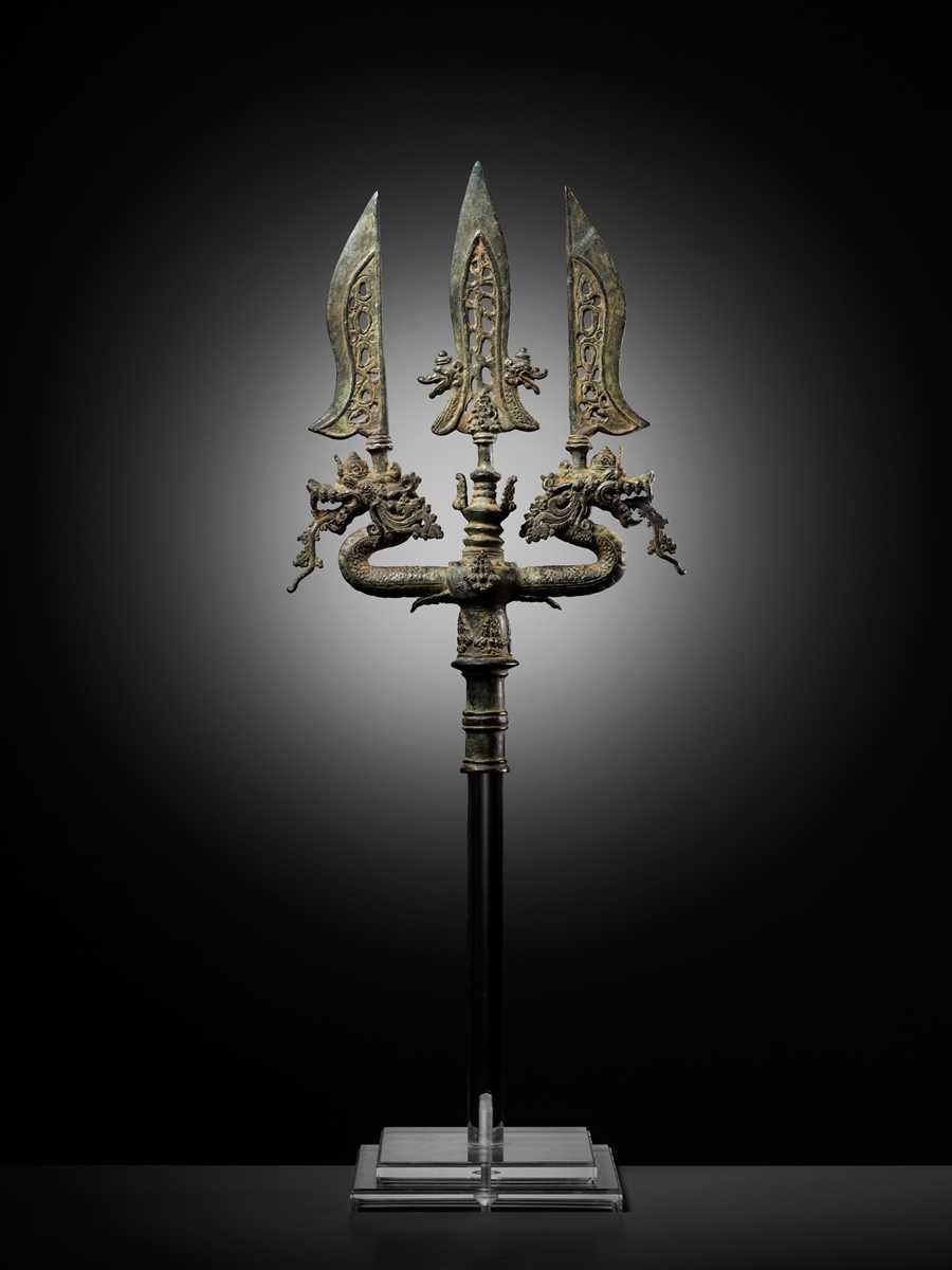 Lot 203 - A LARGE BRONZE TRISULA-FORM HALBERD HEAD