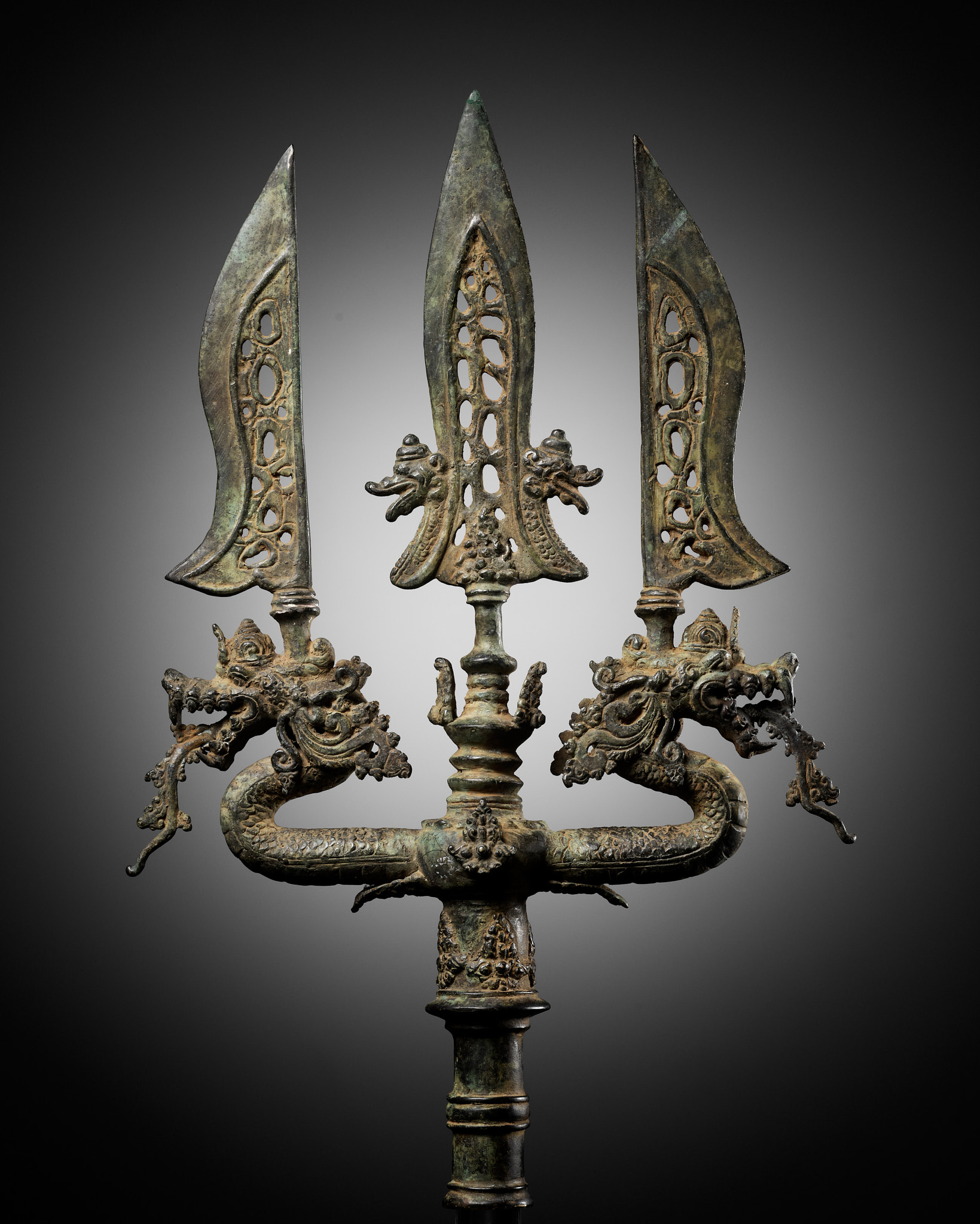 Lot 203 - A LARGE BRONZE TRISULA-FORM HALBERD HEAD
