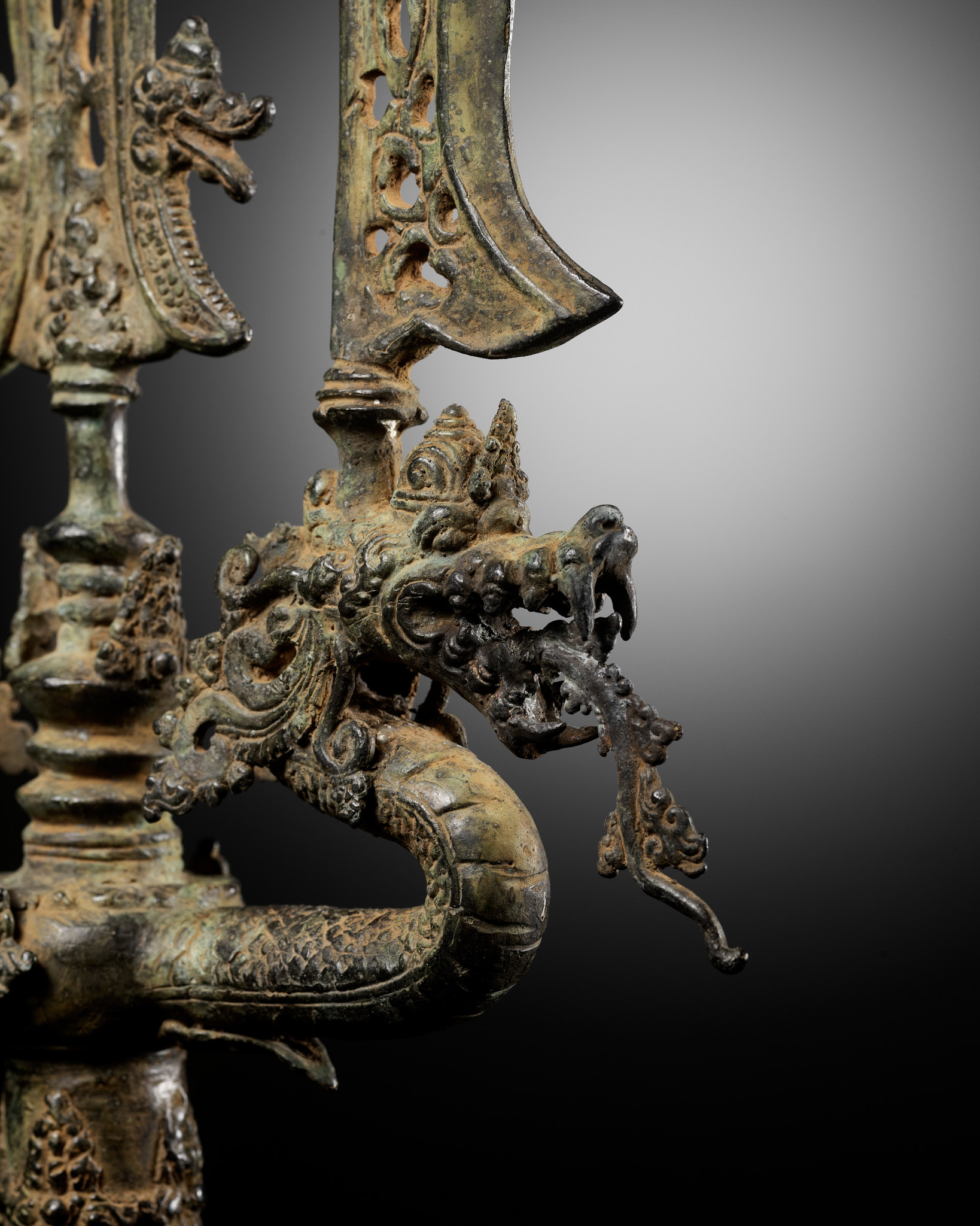 Lot 203 - A LARGE BRONZE TRISULA-FORM HALBERD HEAD