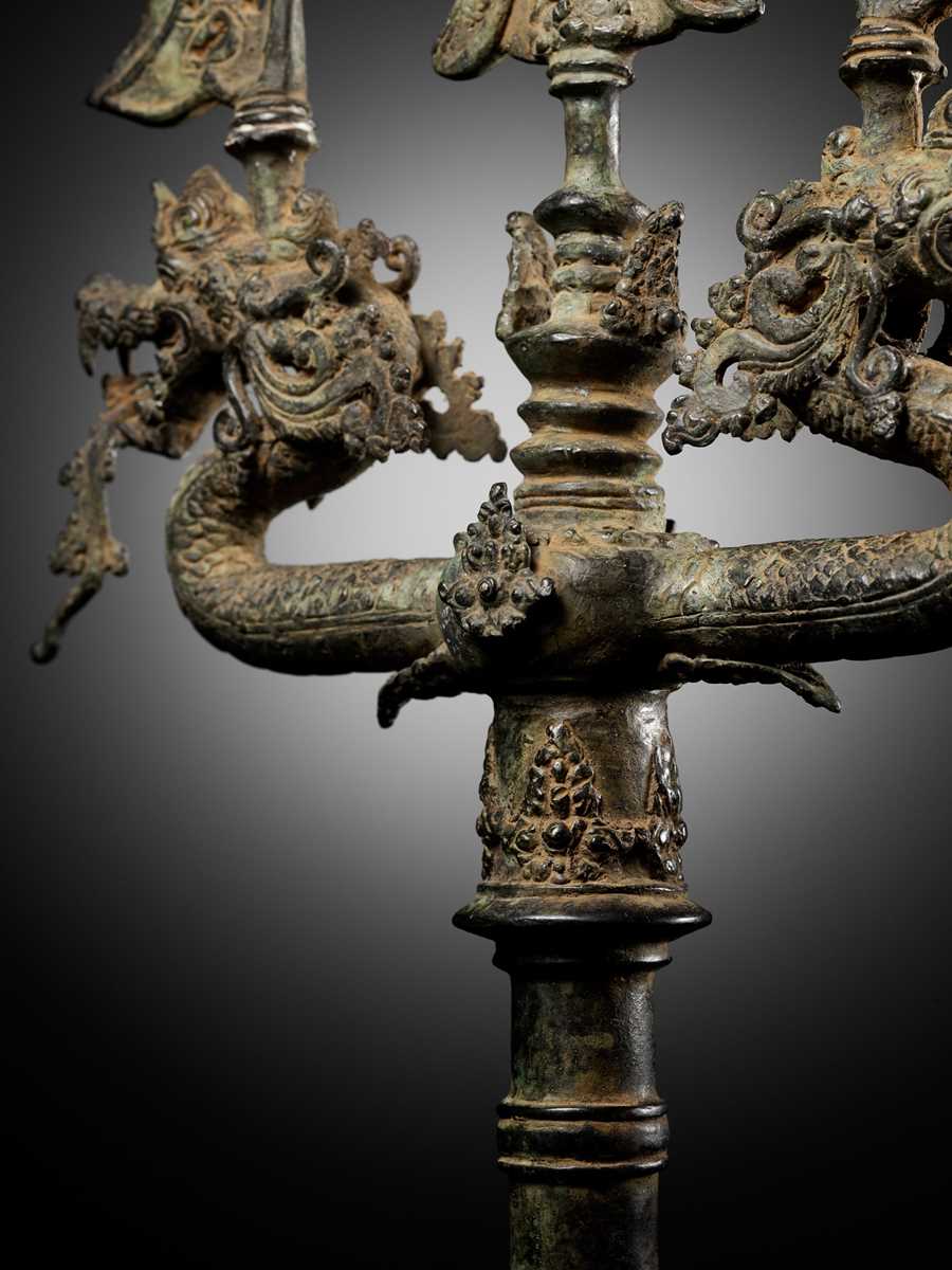 Lot 203 - A LARGE BRONZE TRISULA-FORM HALBERD HEAD