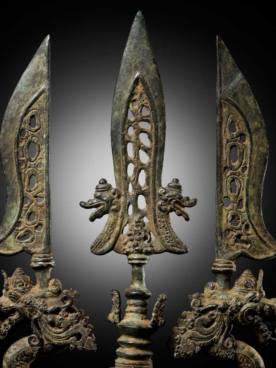 Lot 203 - A LARGE BRONZE TRISULA-FORM HALBERD HEAD