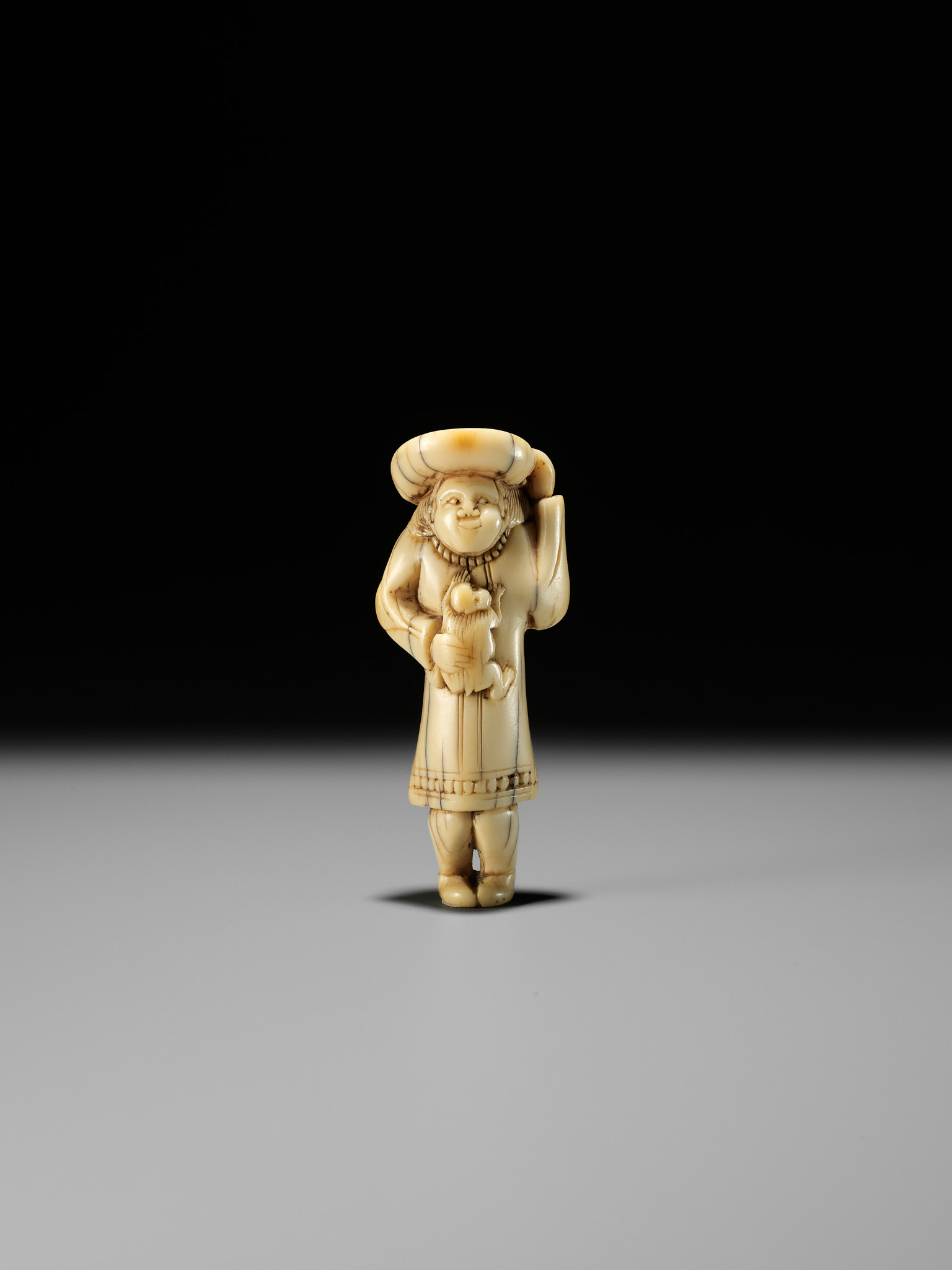 Lot 29 - A RARE IVORY NETSUKE OF A DUTCHMAN AND MONKEY