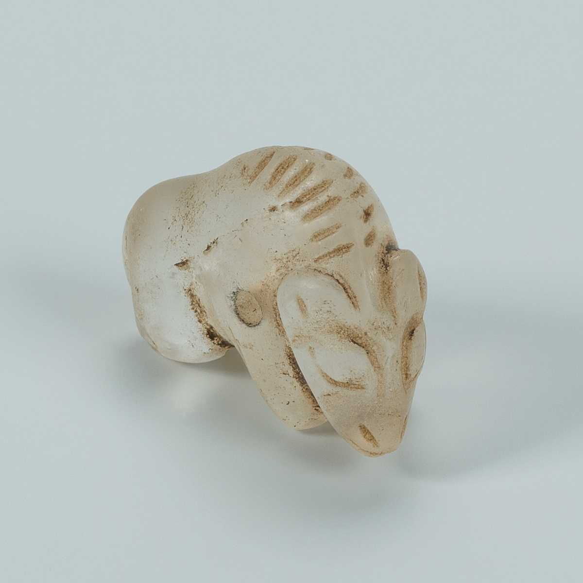 Lot 1391 - A BACTRIAN ROCK CRYSTAL ‘HUMPED OX’ AMULET,