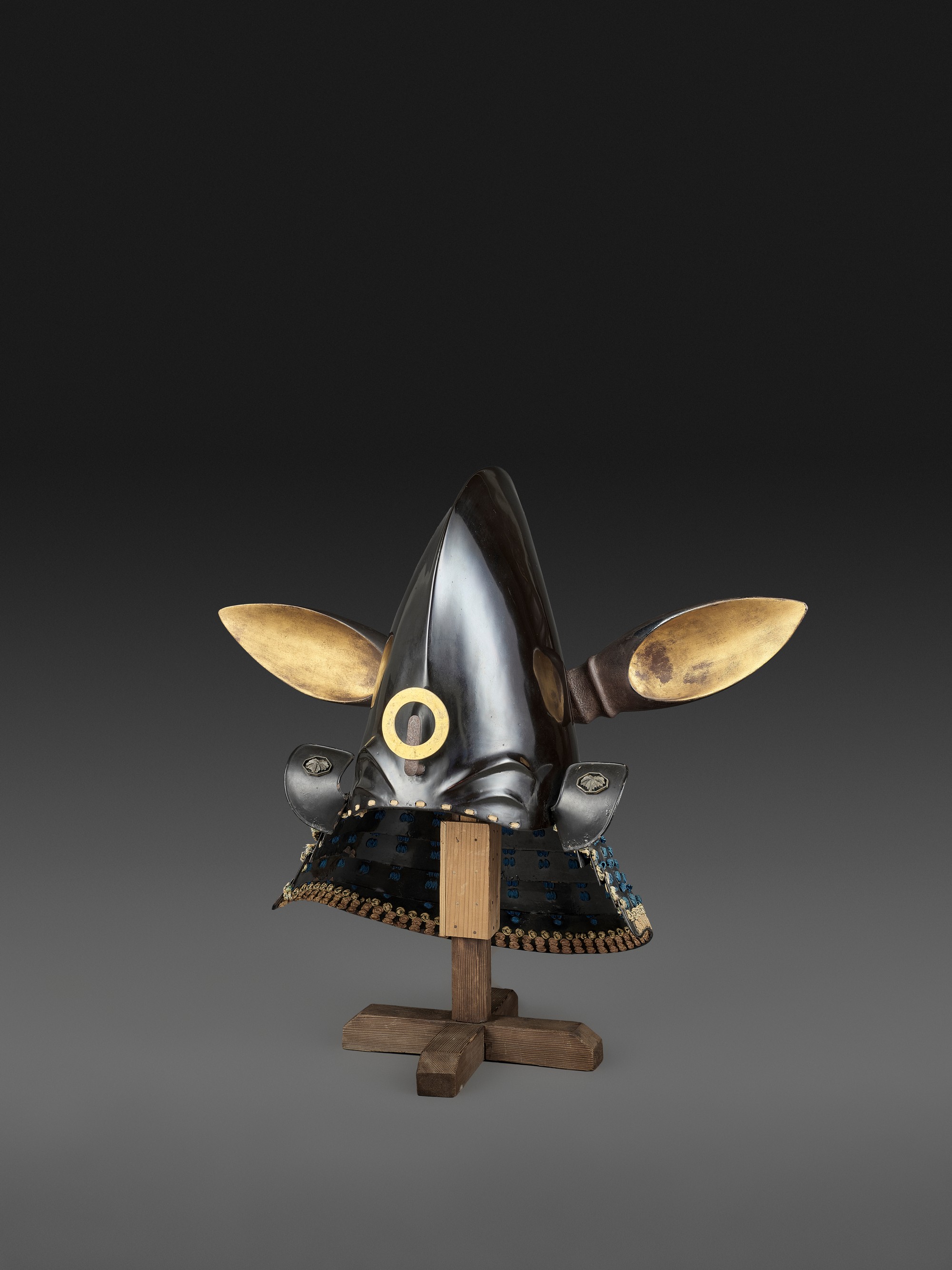 Lot 83 - A RARE BLACK-LACQUER KAWARI KABUTO