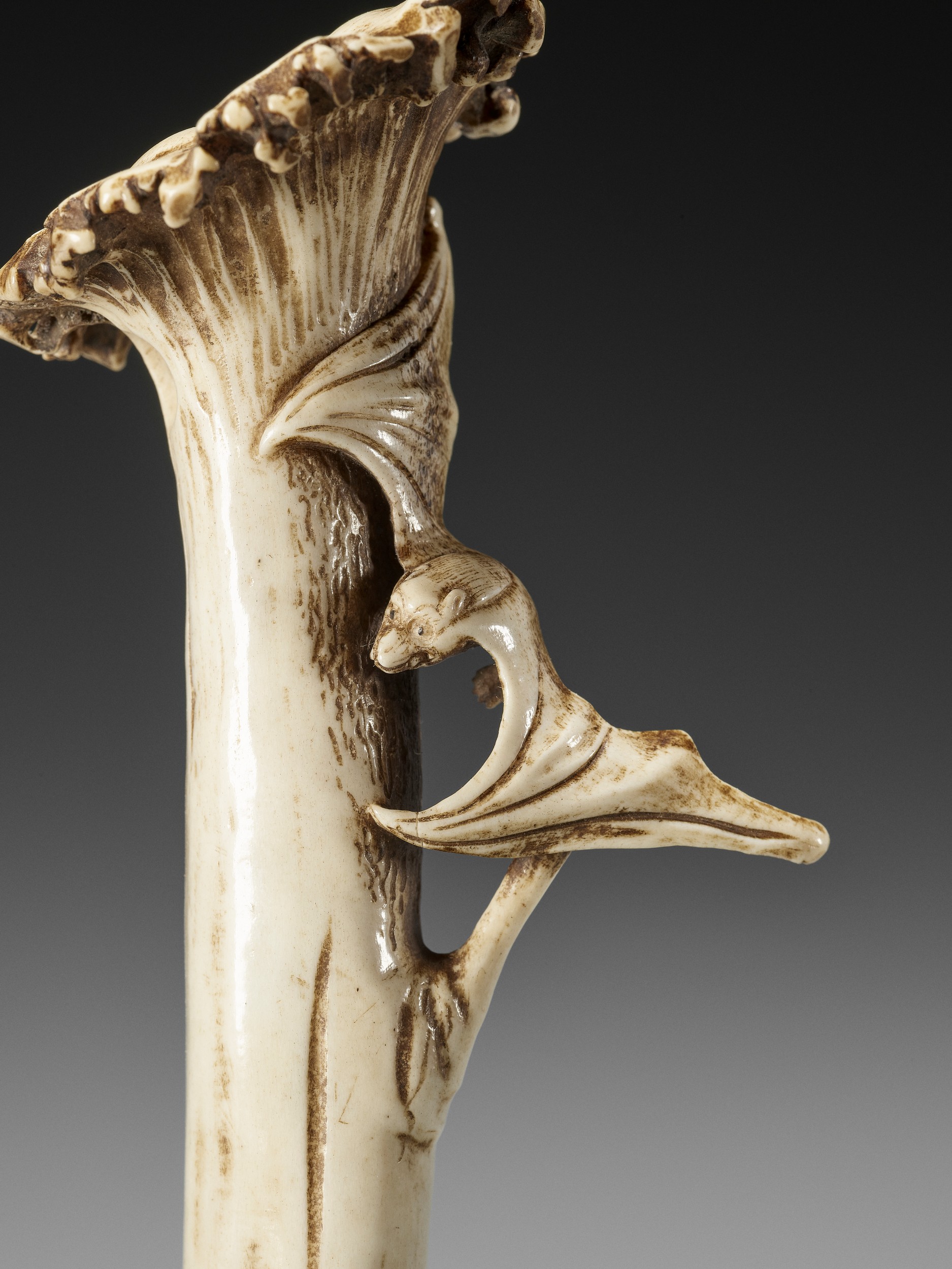 Lot 211 - A STAG ANTLER SASHI NETSUKE OF A BAT ON