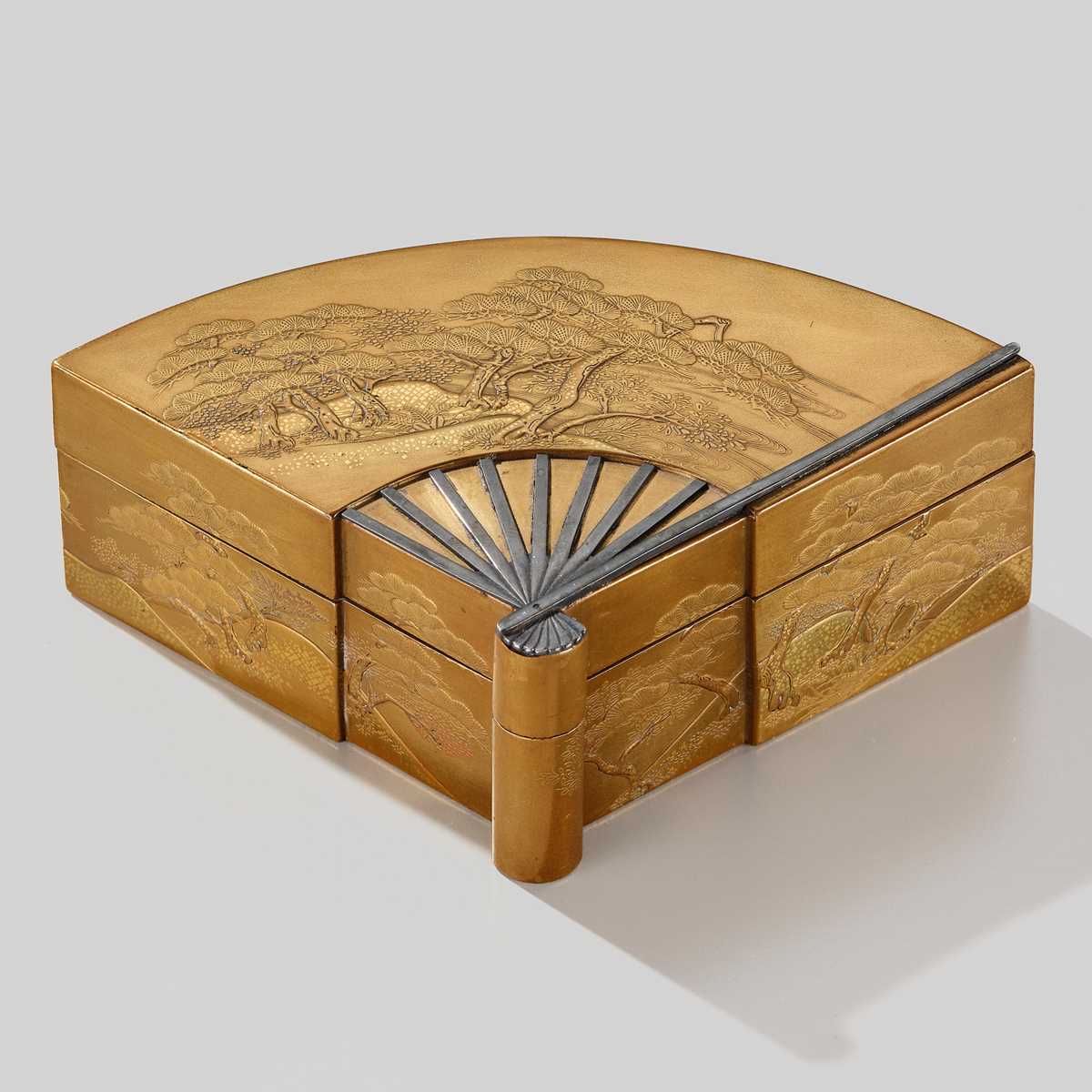 Lot 320 - A GOLD LACQUER FAN-SHAPED KOGO (INCENSE BOX)