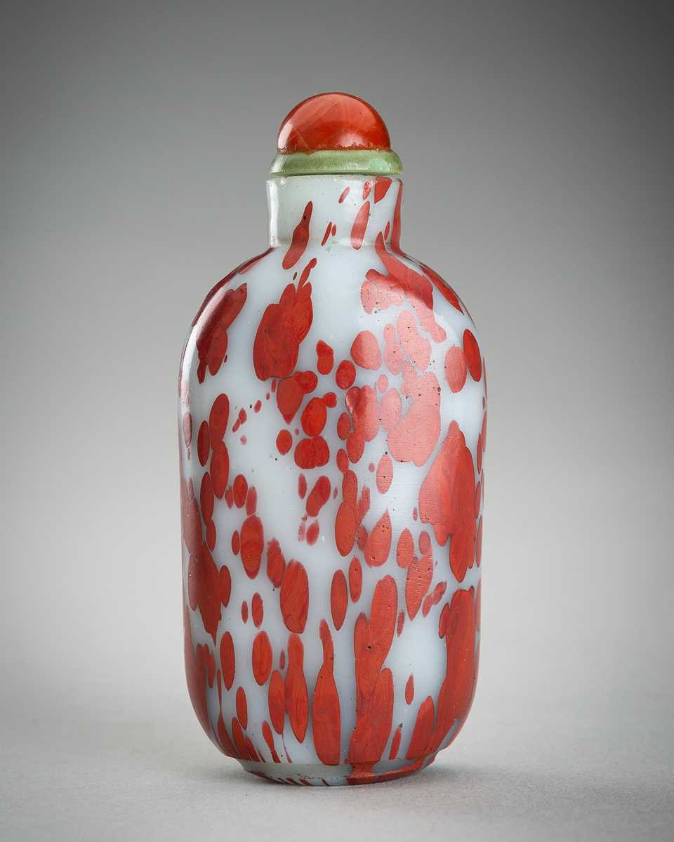 Lot 851 - A REALGAR SPLASHED GLASS SNUFF BOTTLE, LATE