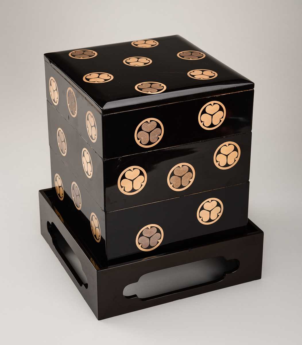 Lot 128 - A STACKABLE LACQUER BOX WITH AOI MON AND