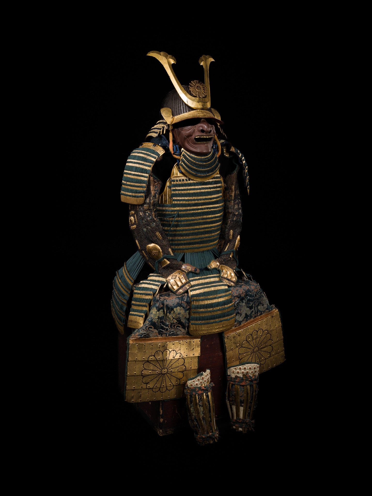 Lot 139 - A FINE GOLD-LACQUERED IRON SUIT OF ARMOR