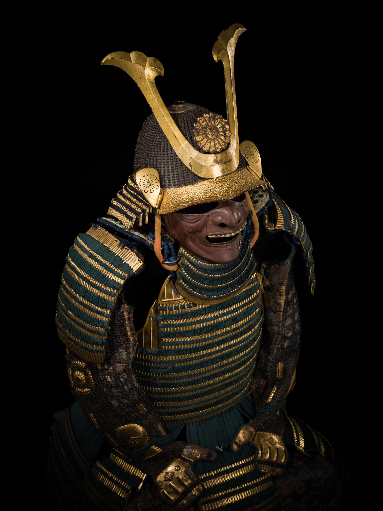 Lot 139 - A FINE GOLD-LACQUERED IRON SUIT OF ARMOR