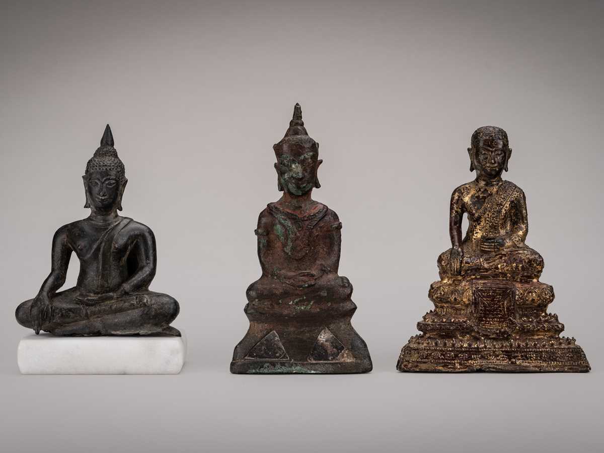 Lot 1055 - A LOT WITH THREE BRONZE FIGURES OF BUDDHA,