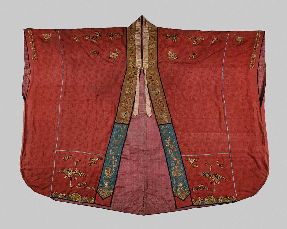 Lot 219 - AN EMBROIDERED SILK DAOIST PRIEST’S ROBE,