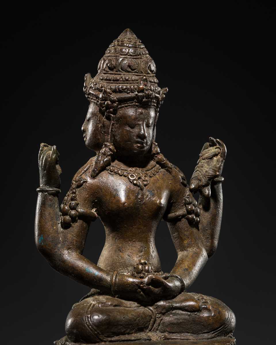 Lot 675 - A BRONZE FIGURE OF AN ESOTERIC FEMALE DEITY,