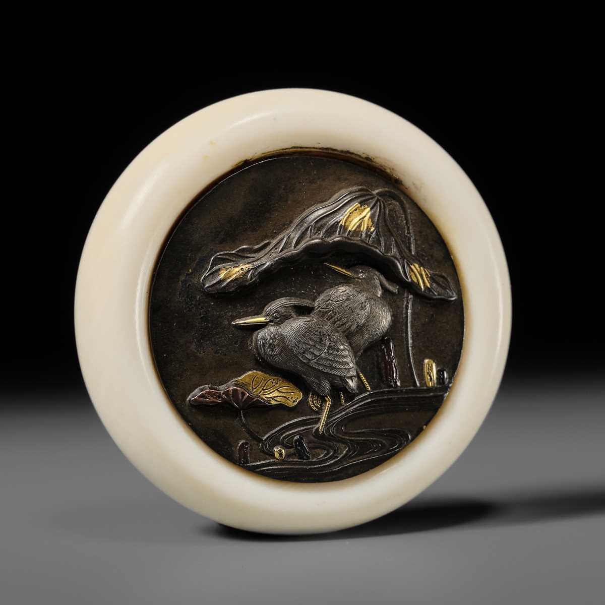 Lot 352 - AN IVORY AND SHIBUICHI KAGAMIBUTA NETSUKE