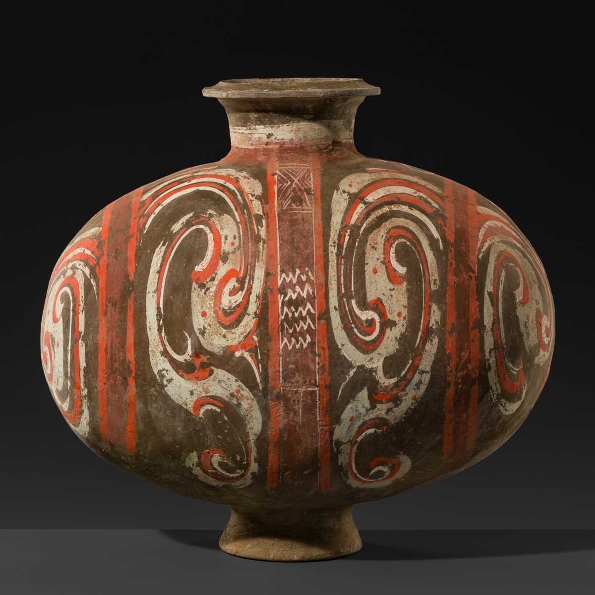 Lot 476 - A FINELY PAINTED CHARCOAL GRAY POTTERY