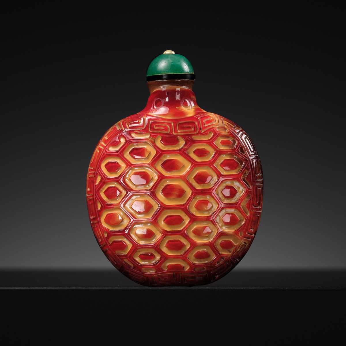 Lot 126 - A CARVED ‘TORTOISE’ REALGAR GLASS SNUFF
