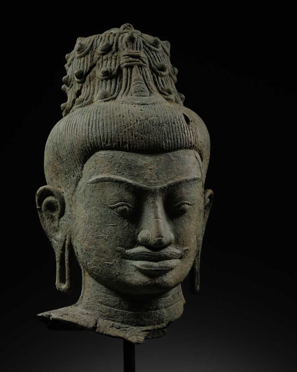 Lot 381 - A BRONZE HEAD OF MAITREYA, PRE-ANGKORIAN