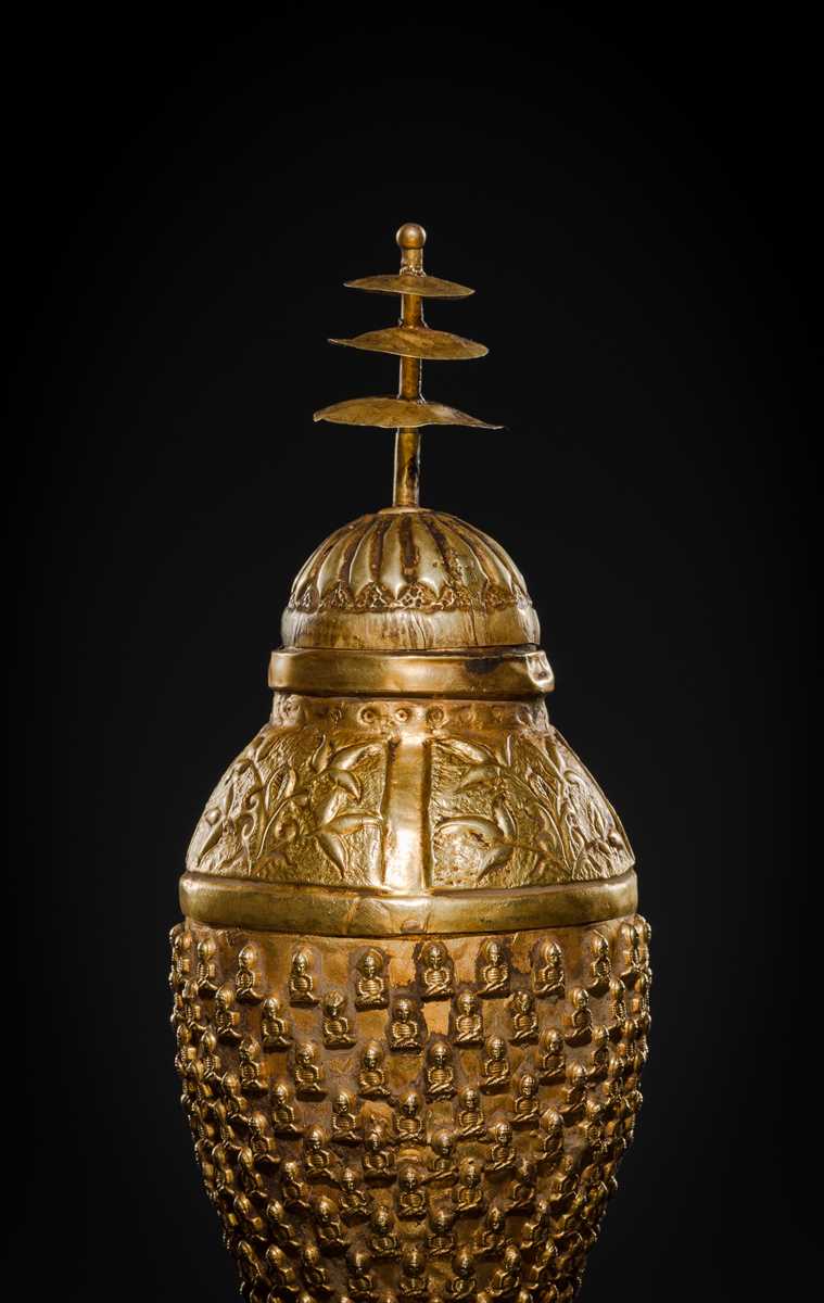 Lot 180 - AN EXTREMELY RARE GOLD REPOUSSÉ ‘THOUSAND