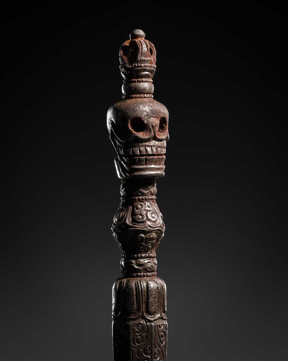 Lot 277 - A RARE IRON ‘SKULL’ RITUAL MACE, KAPALA