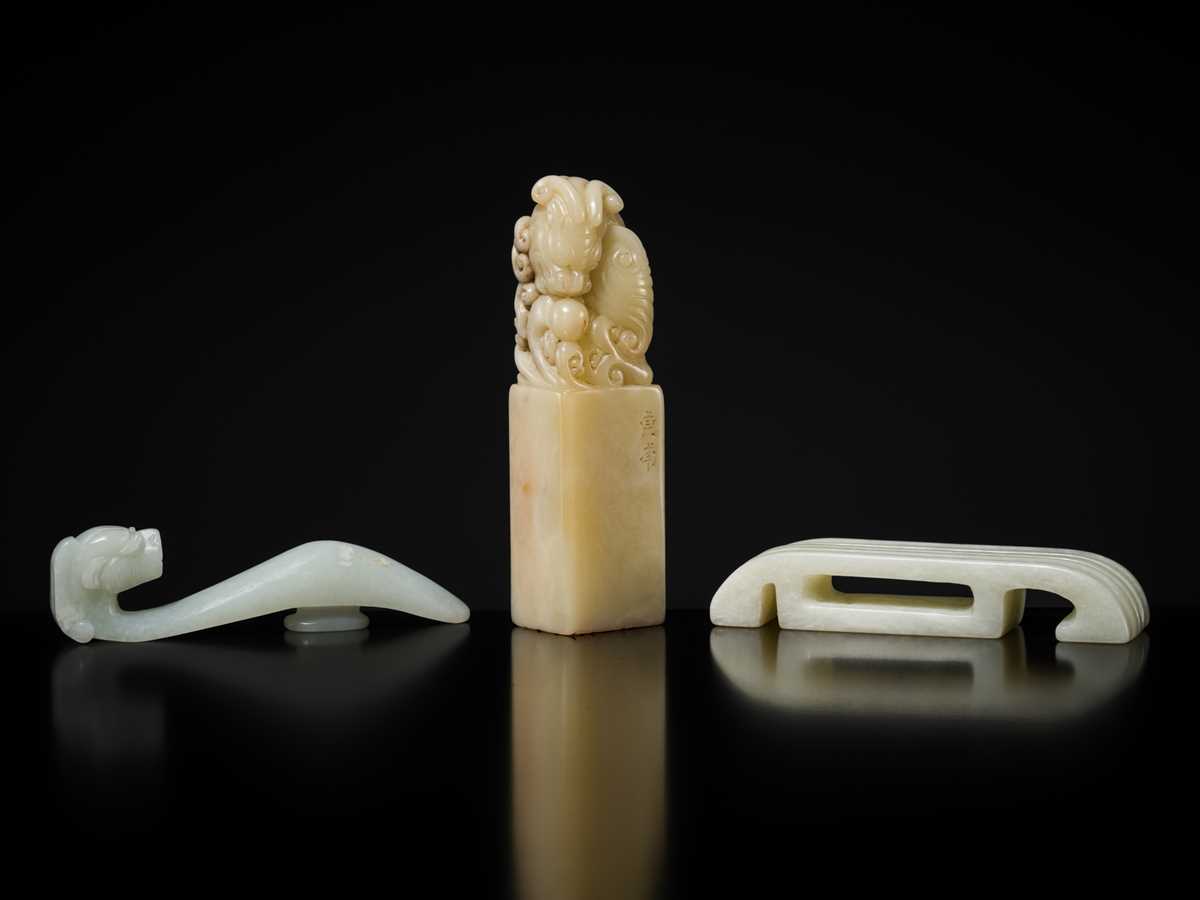 Lot 187 - A GROUP OF THREE JADE AND SOAPSTONE OBJECTS,