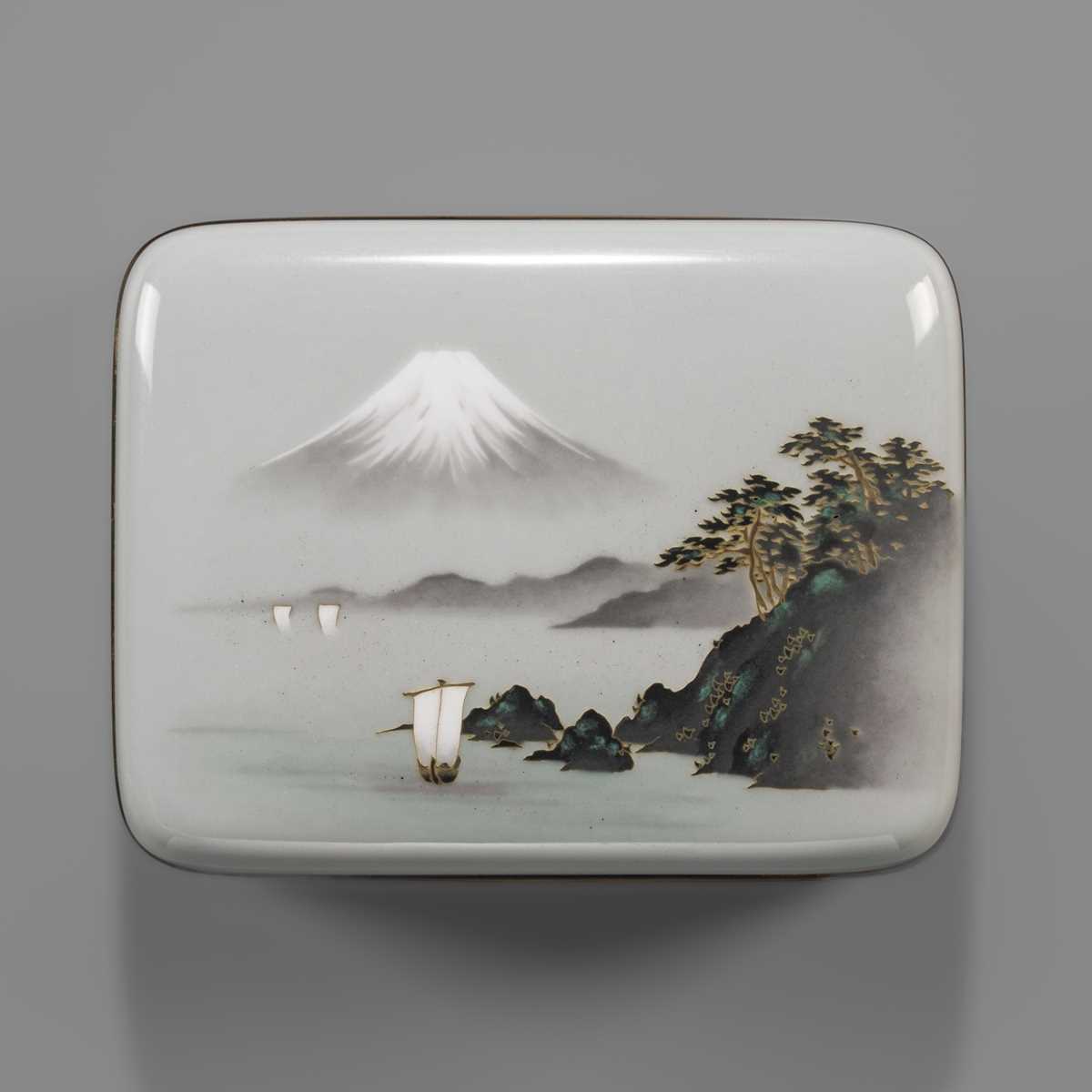 Lot 215 - A FINE SOSUKE-STYLE CLOISONNÉ ENAMEL BOX AND