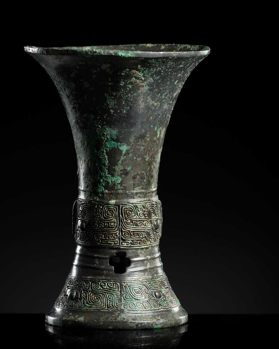 Lot 367 - A BRONZE RITUAL WINE VASE, GU, SHANG DYNASTY,