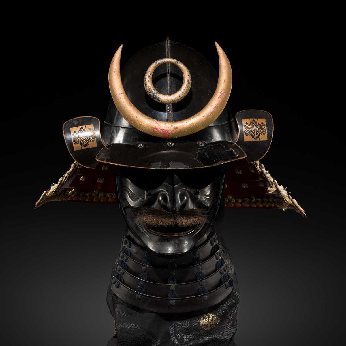 Lot 99 - A RARE LACQUERED IRON OWARI MOMONARI KABUTO
